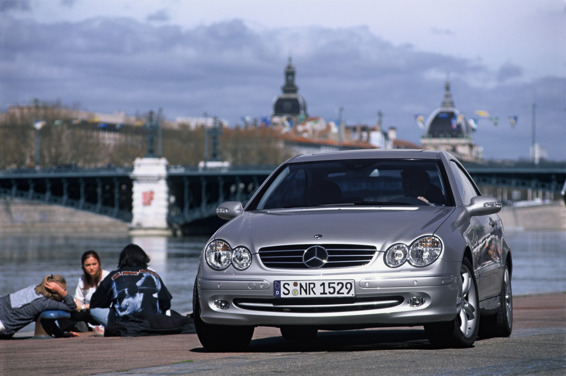 Ventes mondiales après les premiers six mois 2002 en hausse par rapport ...