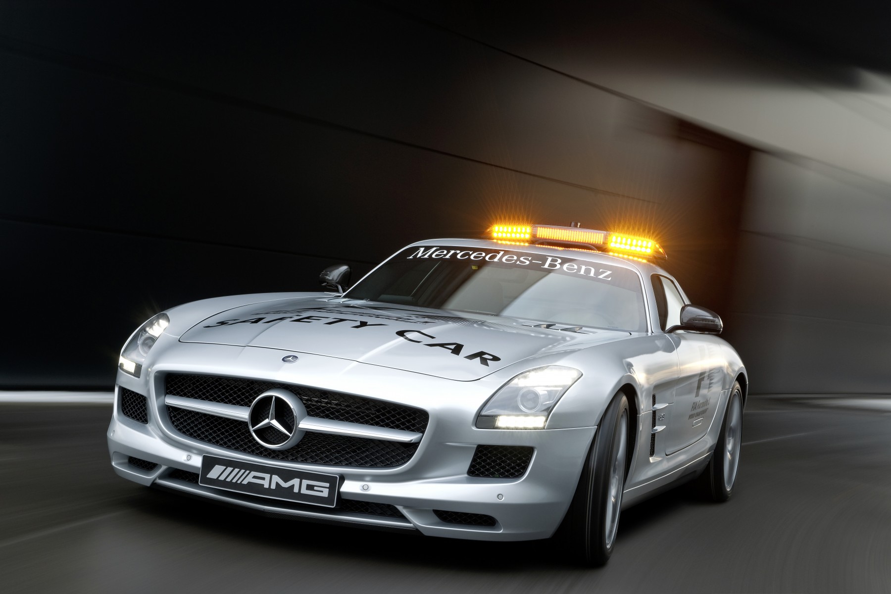 Mercedes-Benz SLS AMG voert het Formule 1-veld aan