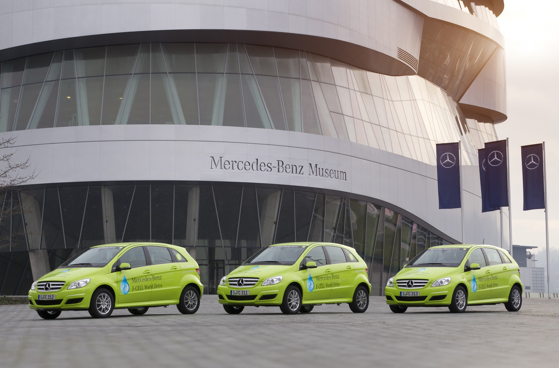 Mercedes-Benz: F Cell World Drive
