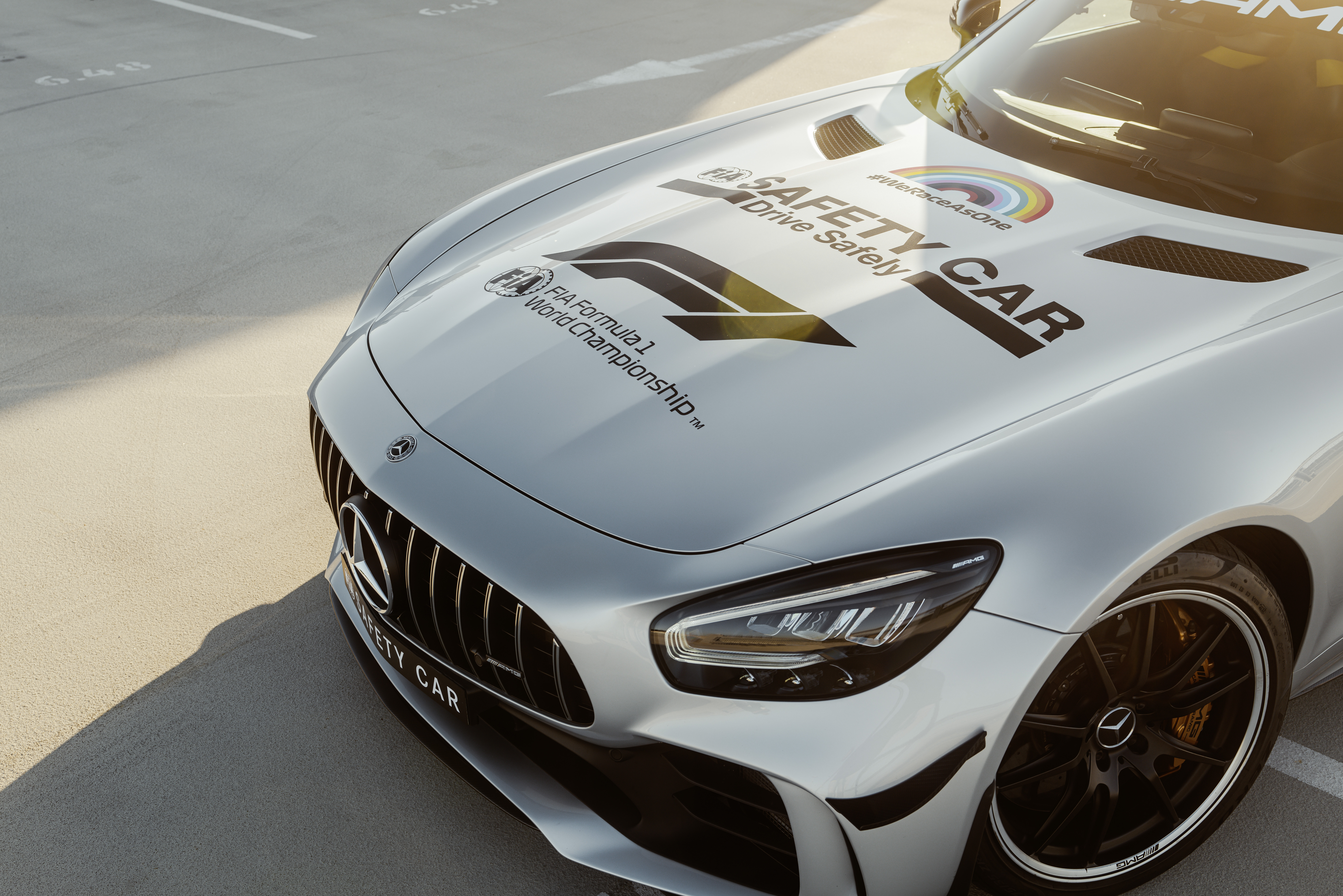 Nieuw design voor Formule 1 Safety Car symboliseert solidariteit ...