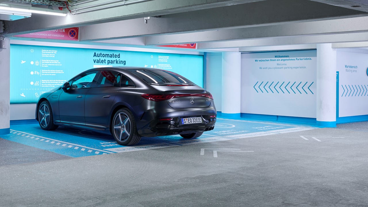 Vollautomatisiert und fahrerlos parken: ab sofort auch mit der EQE Limousine möglich