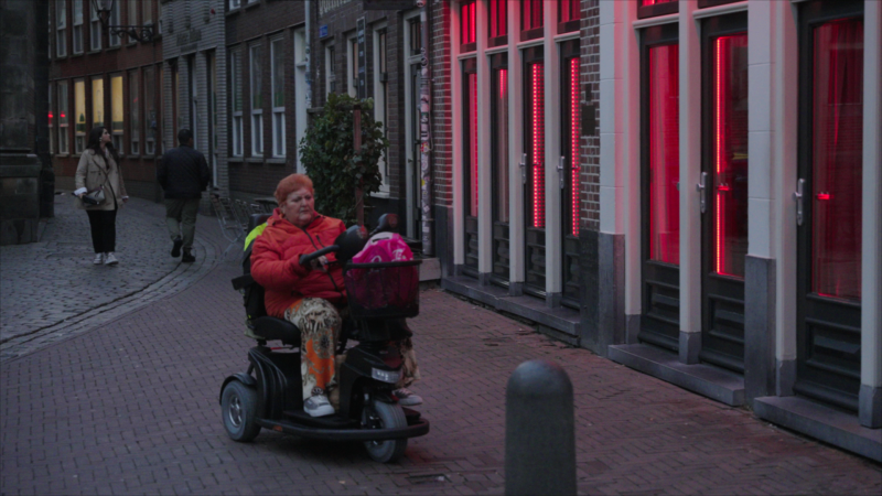 'BIJ ONS OP DE WALLEN' GEEFT EEN UNIEKE BLIK IN BERUCHTE BUURT