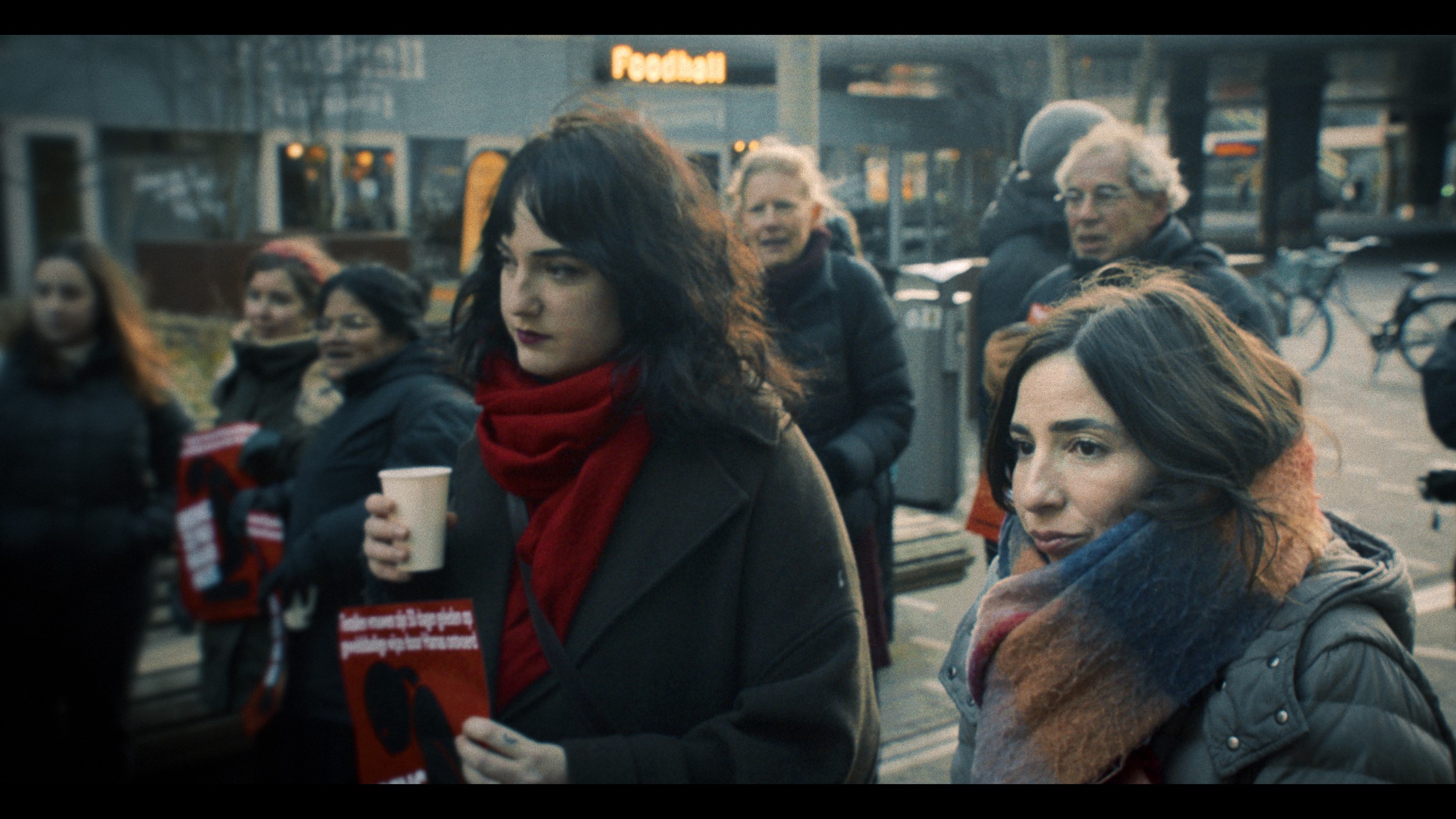 NATASCHA VAN WEEZEL EN SINAN CAN ZOEKEN EEN ‘BRUG OVER DE BREUKLIJN’