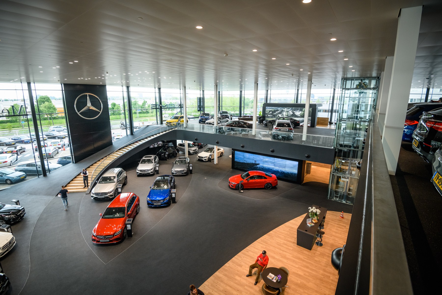 Mercedes-Benz opent eerste Europese flagshipstore in Den Haag