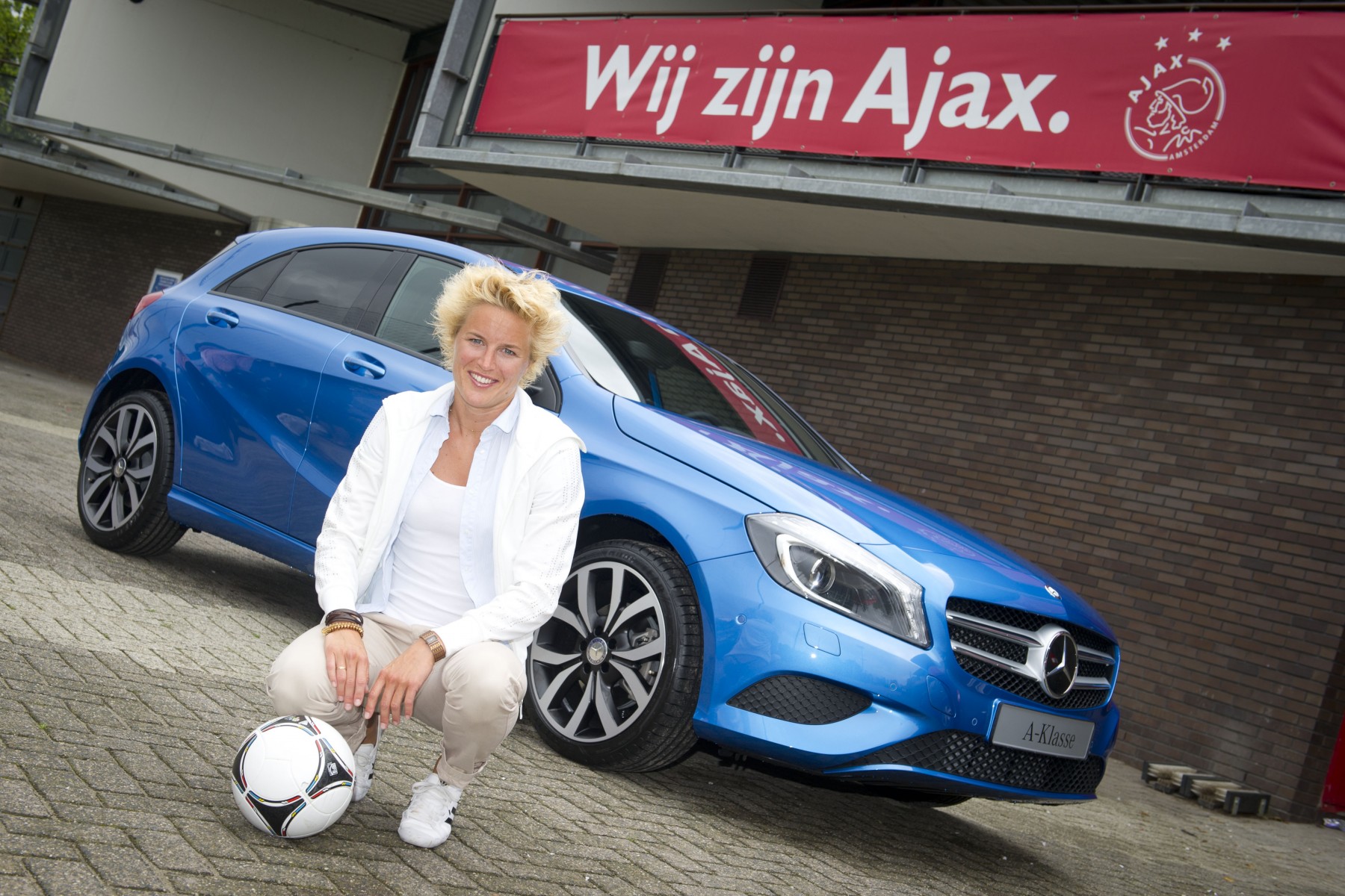 Mercedes-Benz Nederland ondersteunt eerste vrouwenteam Ajax Mercedes-Benz Nederland ondersteunt eerste vrouwenteam Ajax