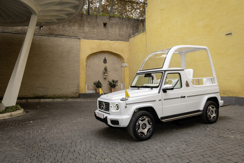 Paus Franciscus neemt eerste elektrische ‘Pausmobiel’ van Mercedes-Benz ...