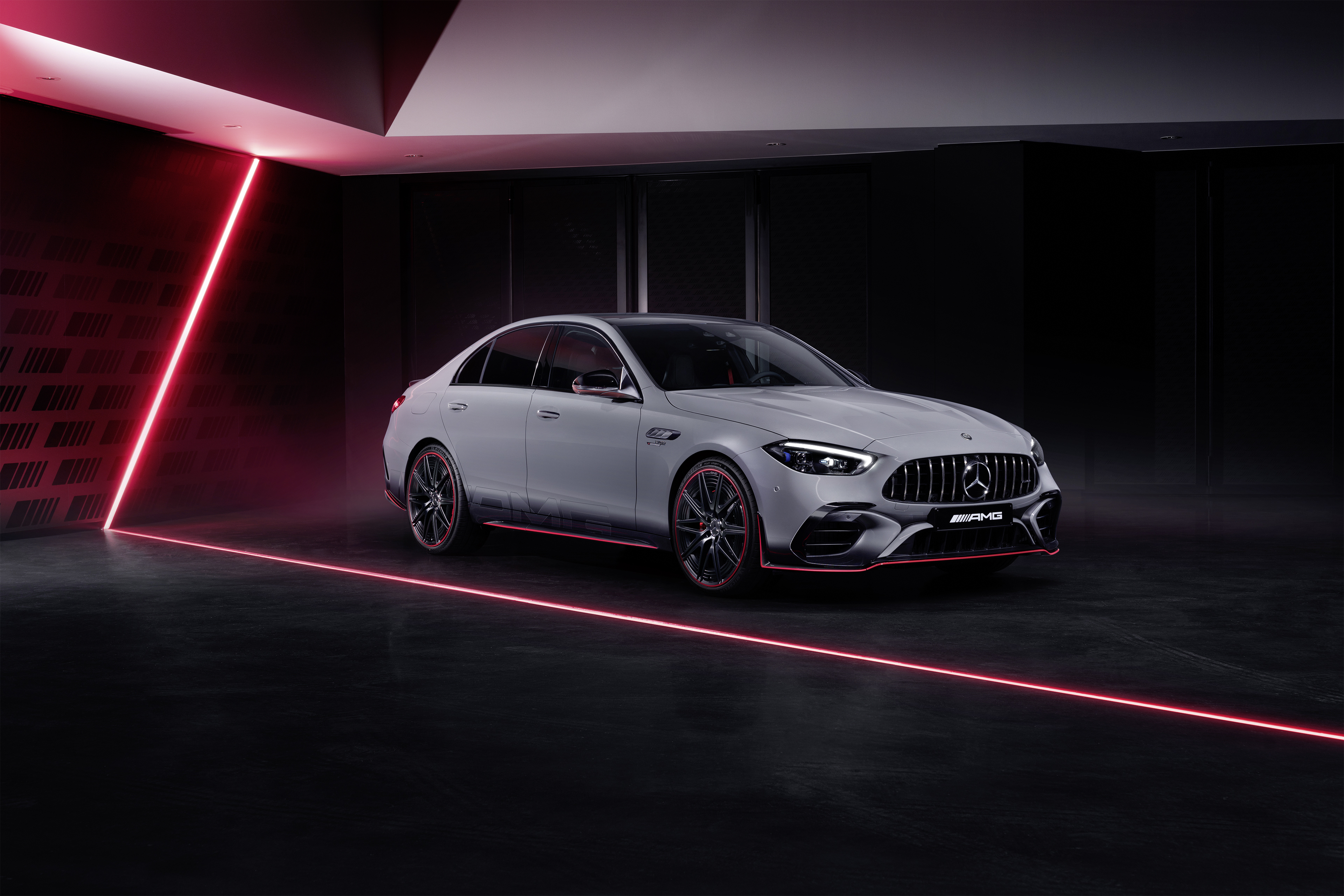 Exclusieve ‘F1 Edition’ voor de E PERFORMANCE Limousine en Estate van ...