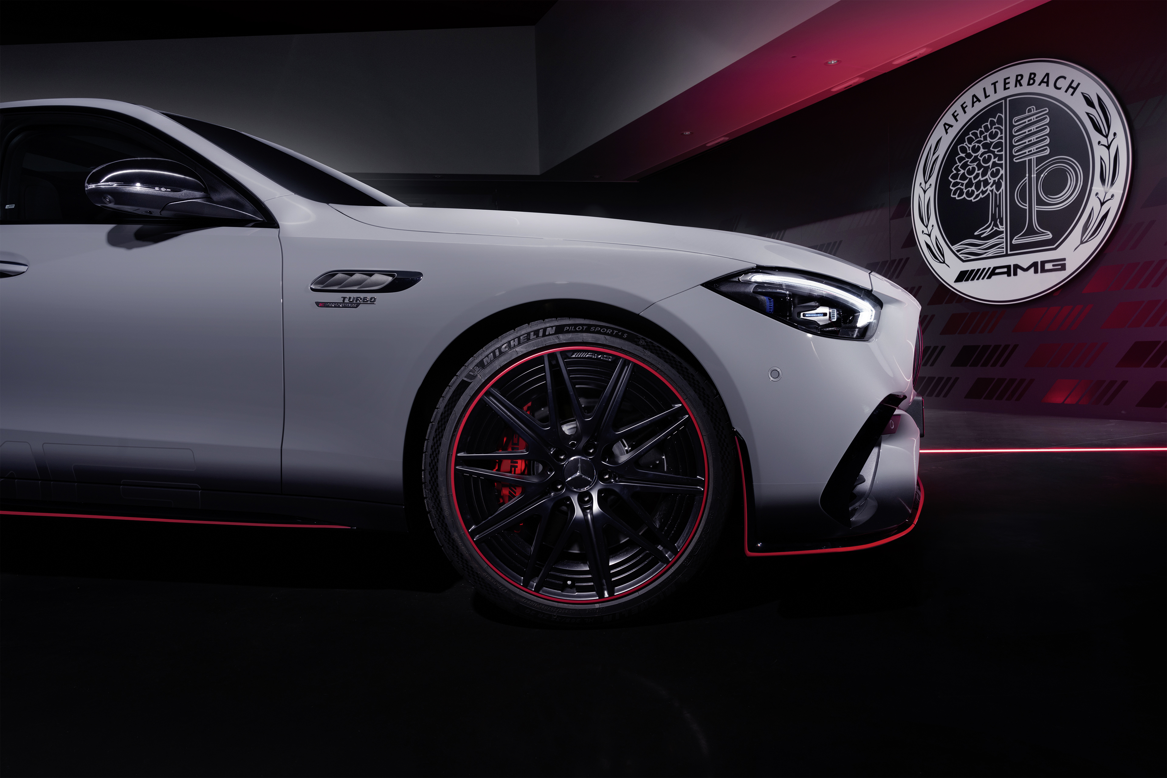 Exclusieve ‘F1 Edition’ voor de E PERFORMANCE Limousine en Estate van ...