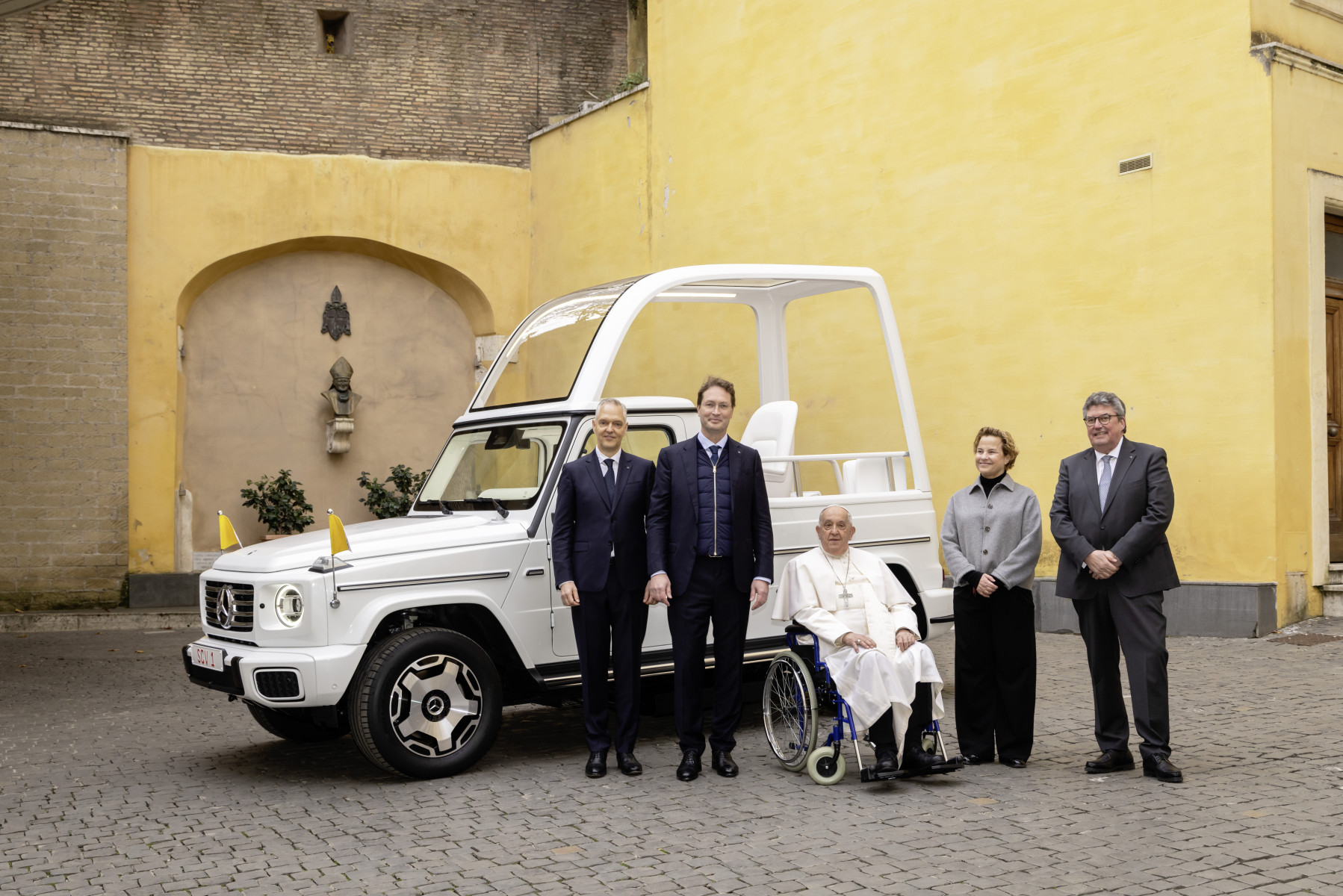 Paus Franciscus neemt eerste elektrische ‘Pausmobiel’ van Mercedes-Benz ...