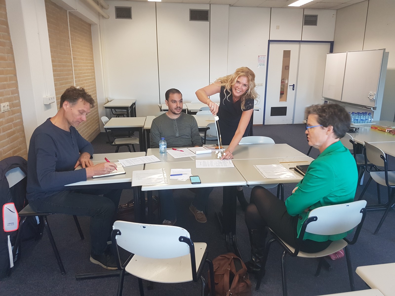 Hoe je studenten aan de slag krijgt? Laat ze staan!