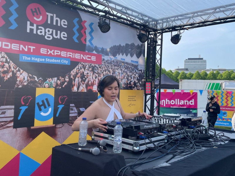 Inholland-student Ikram wint DJ-contest en draait op Haags ...