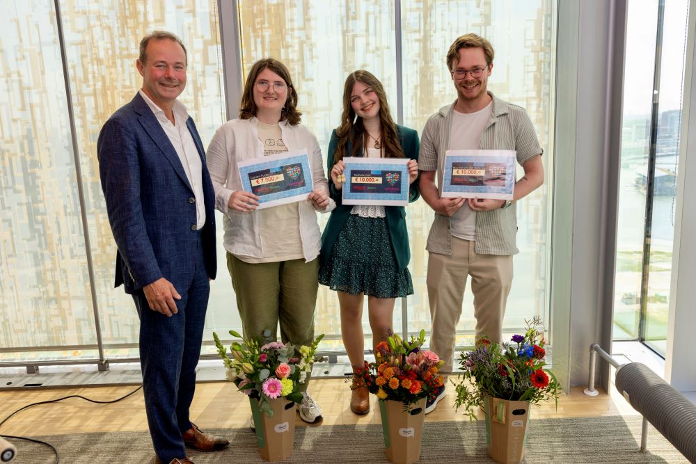 Blijdschap en bloemen bij uitreiking VSBfonds Beurzen