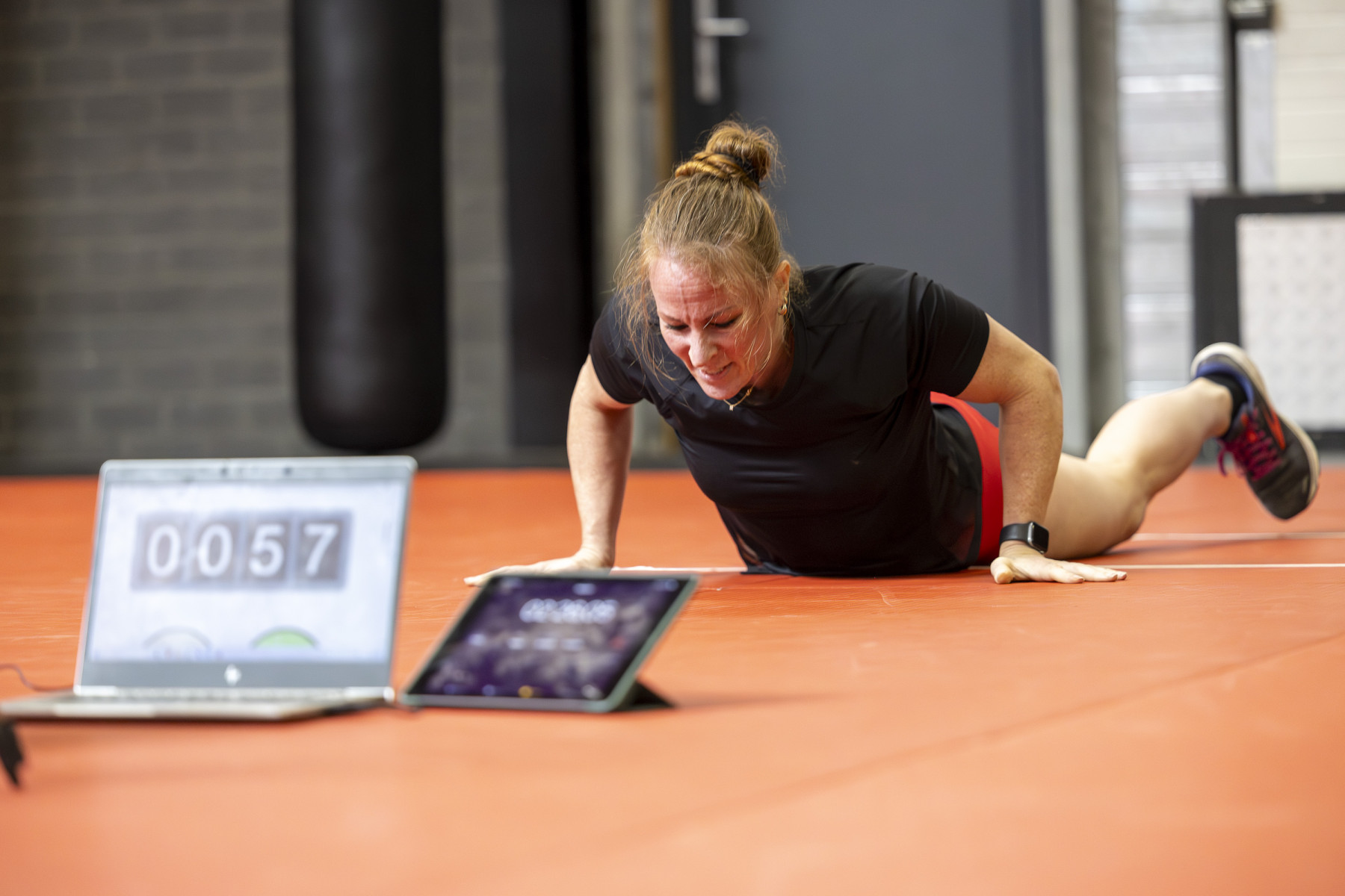 Tessa Mulder verbreekt wereldrecord burpees: 65 in drie minuten
