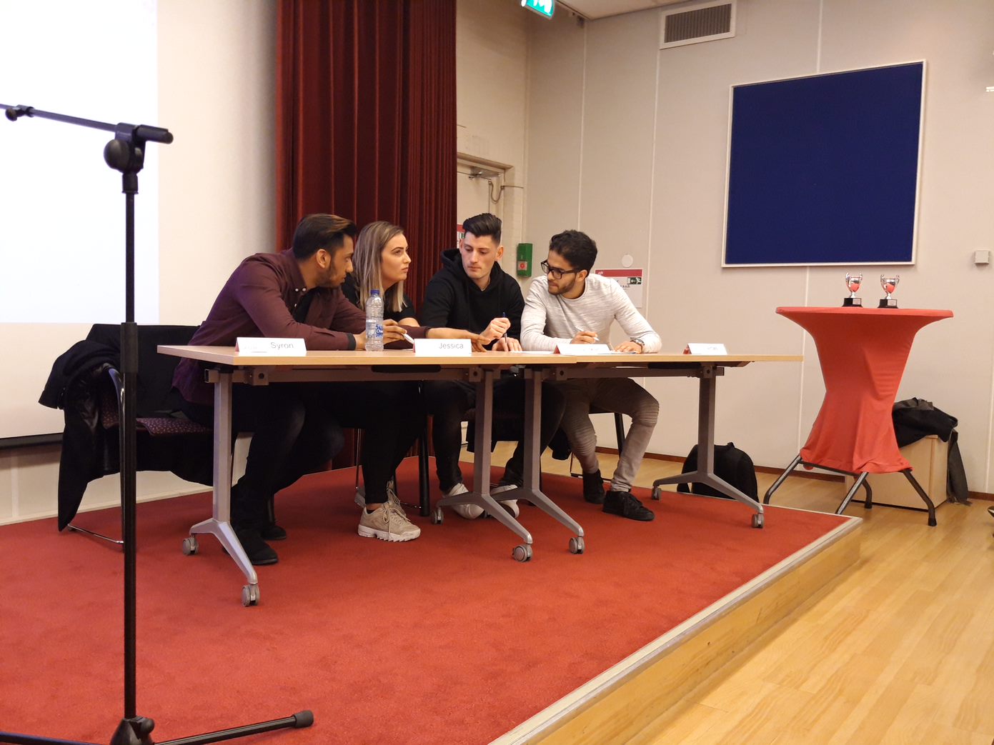 InDebat: mannen debatteren gepassioneerd over vrouwenrechten