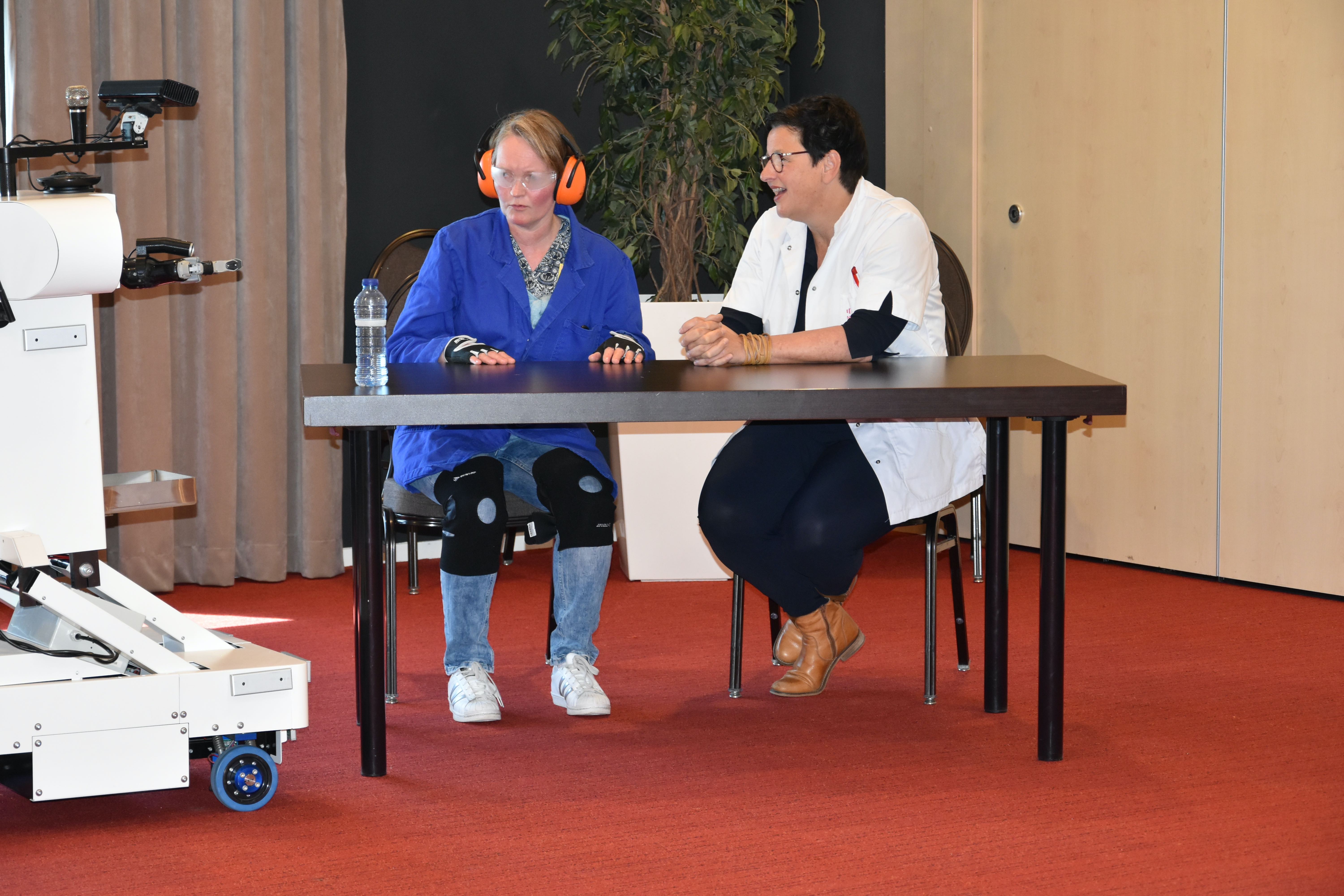 Zorgrobots laten ouderen niet onberoerd