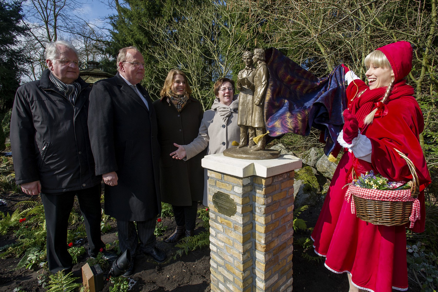Onthulling sculptuur gebroeders Grimm in Efteling Sprookjesbos