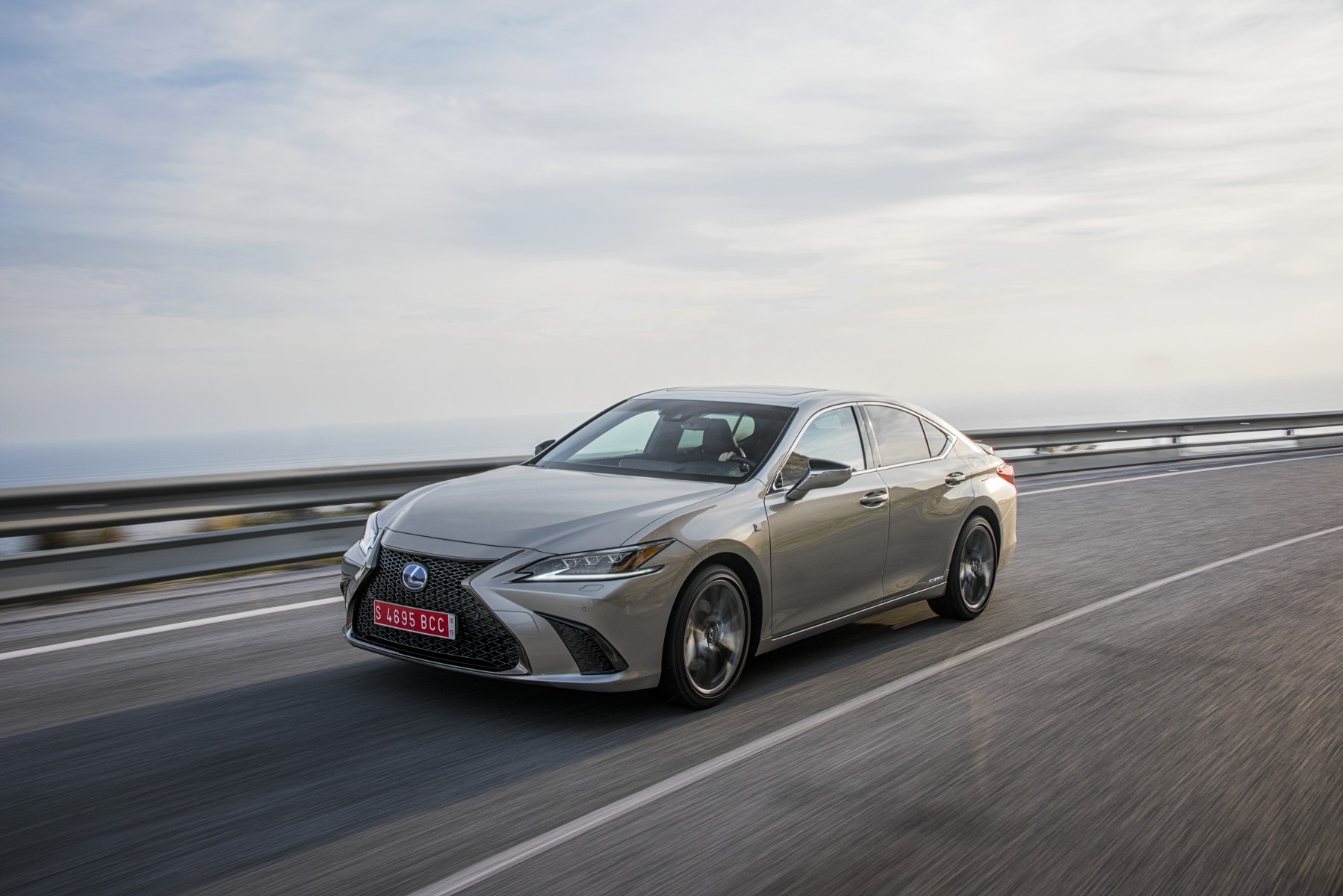 NUOVA LEXUS ES HYBRID, ECCO L’OFFERTA PER IL MERCATO ITALIANO