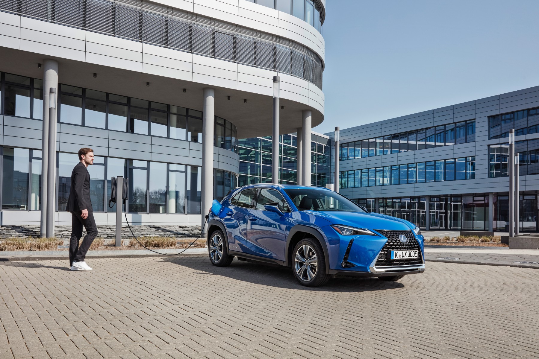 HEAD-TURNING CROSSOVER DESIGN USHERS IN ALL-ELECTRIC ERA AT LEXUS