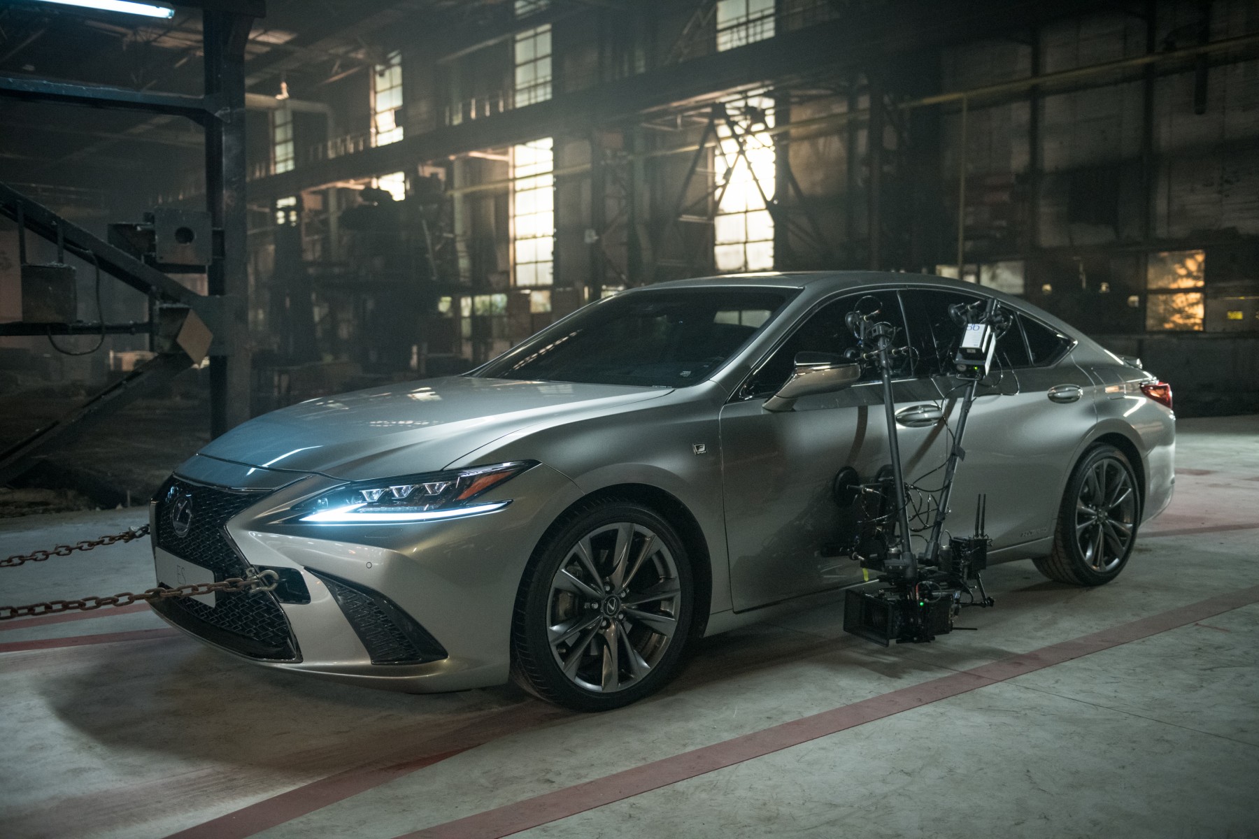 LEXUS LANCE LA NOUVELLE ES AVEC LE PREMIER FILM PUBLICITAIRE AU MONDE ...