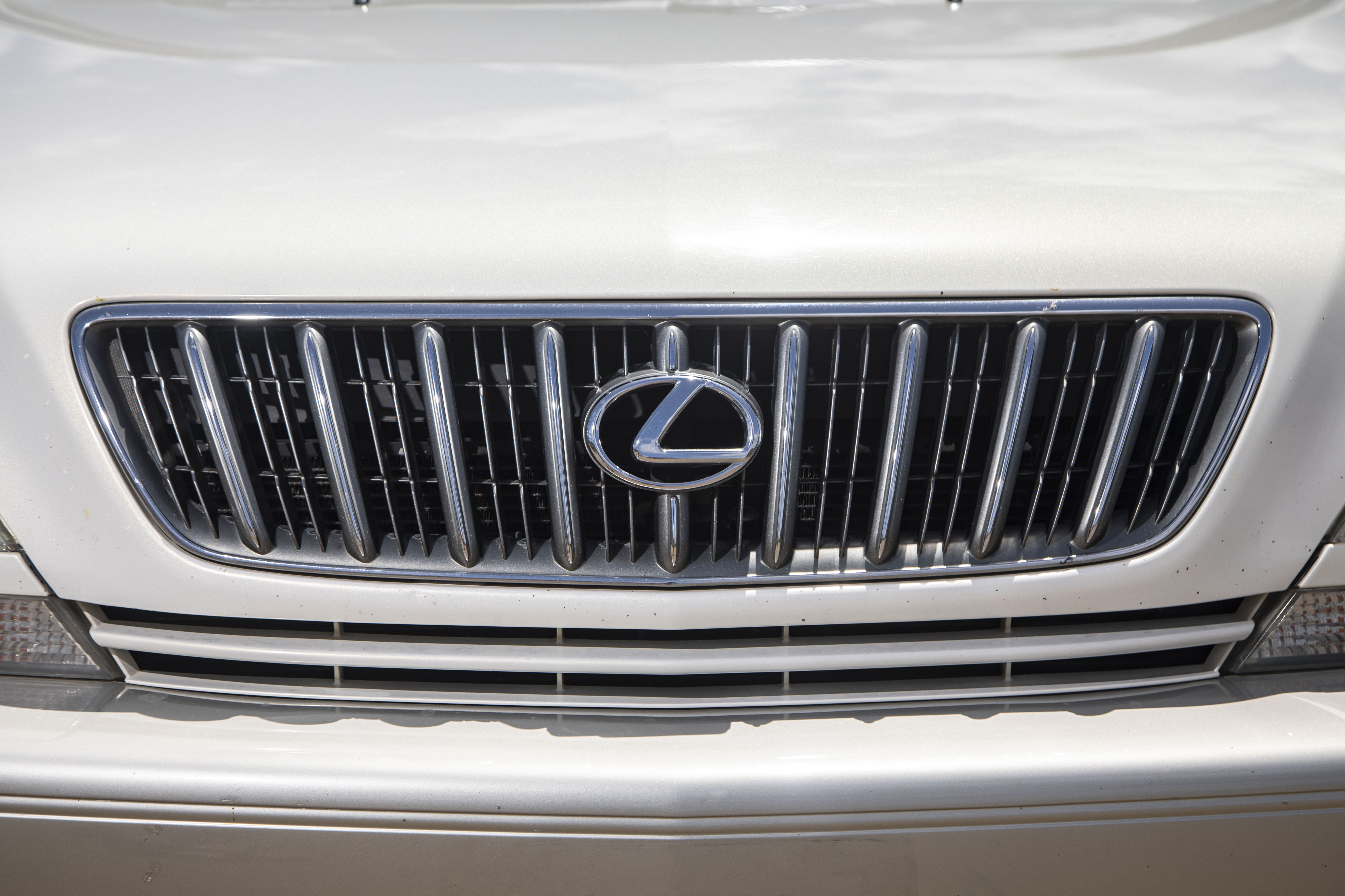 THE MARKET REVOLUTION: THE LEXUS RX, THE WORLD’S FIRST LUXURY CROSSOVER