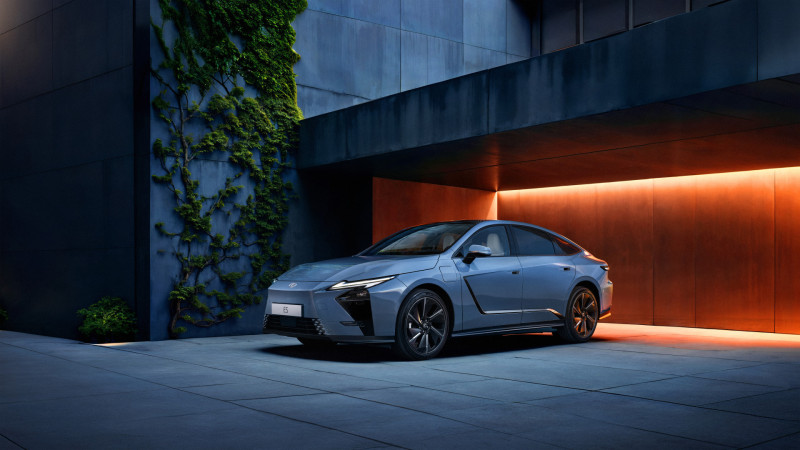 THE ALL-NEW ES: CREATING ELEGANT SEDAN DESIGN FOR A NEW ERA
