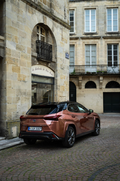 NOUVEAU LEXUS UX 2024 : TOUJOURS PLUS DE PUISSANCE ÉLECTRIFIÉE, D ...