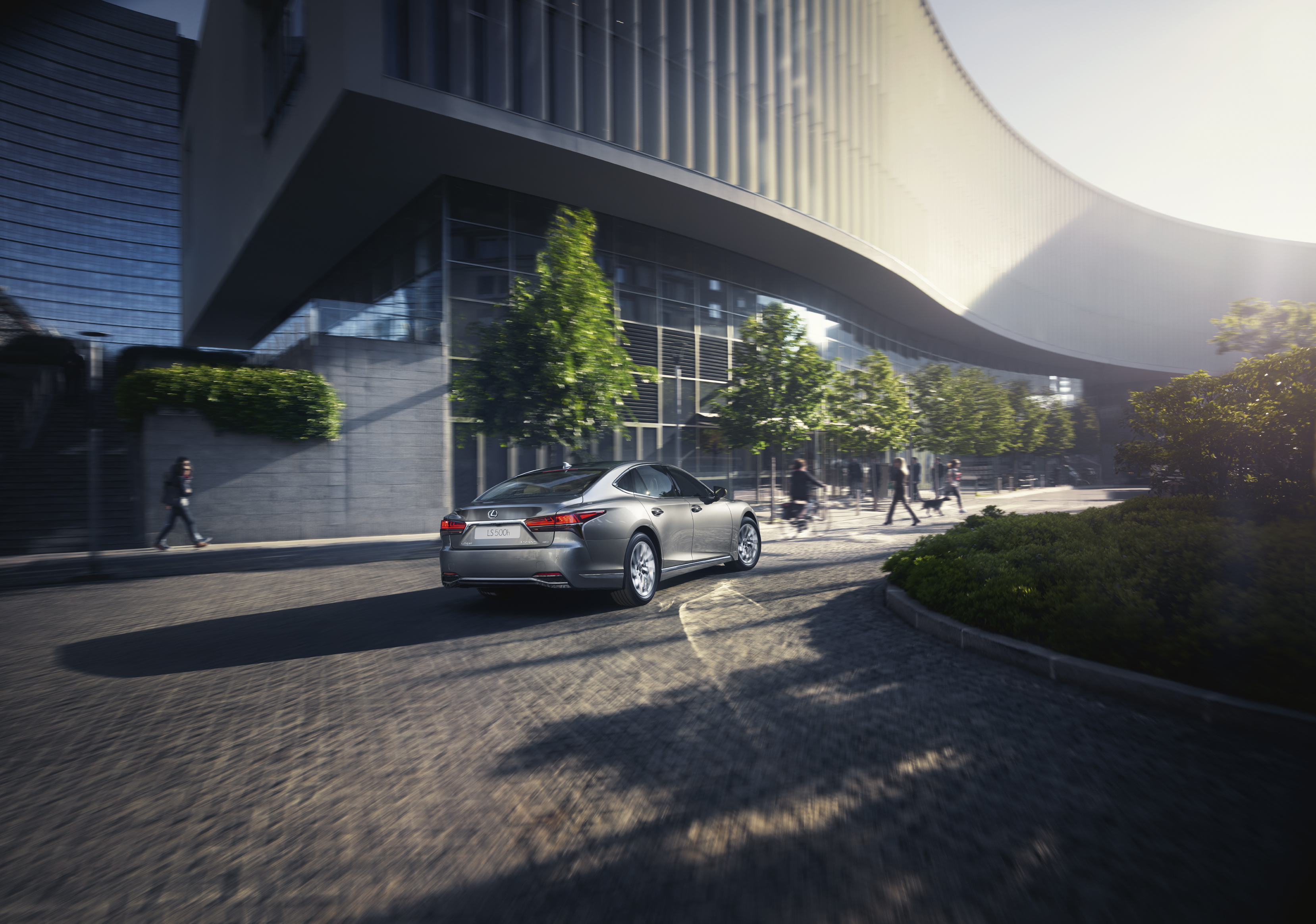 SMARTER, BETTER-CONNECTED LUXURY WITH THE 2023 LS RANGE