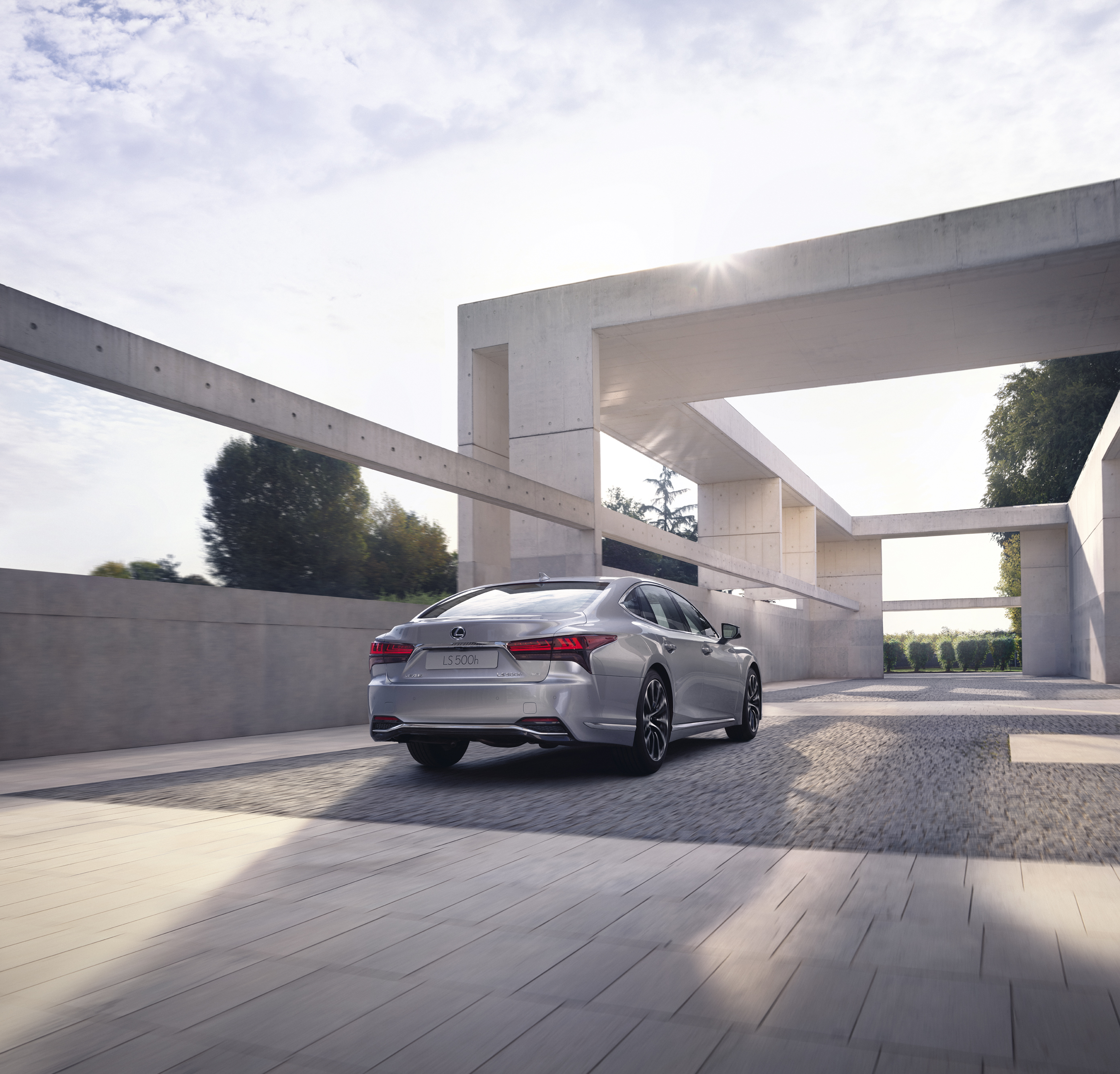 SMARTER, BETTER-CONNECTED LUXURY WITH THE 2023 LS RANGE
