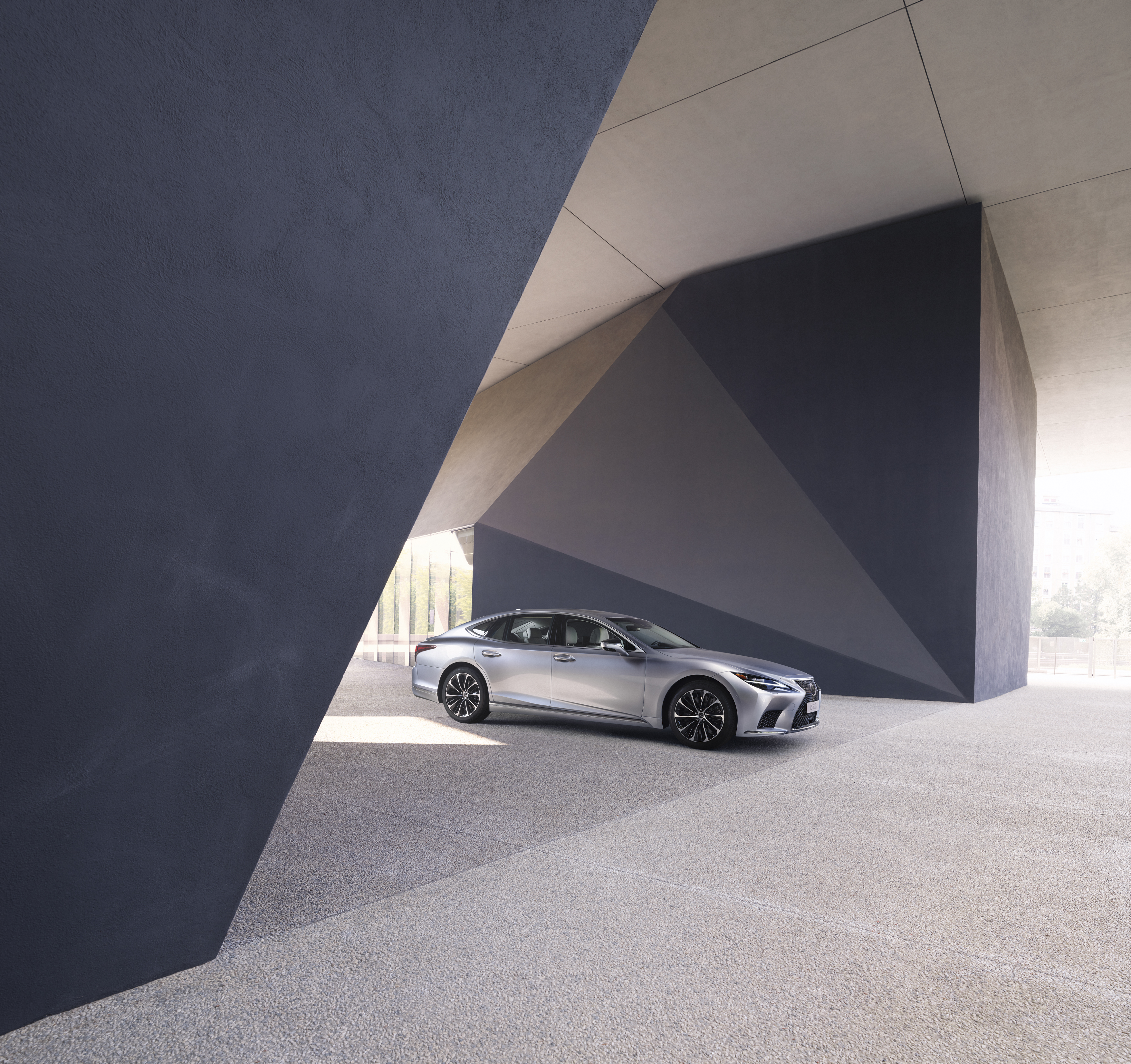 SMARTER, BETTER-CONNECTED LUXURY WITH THE 2023 LS RANGE