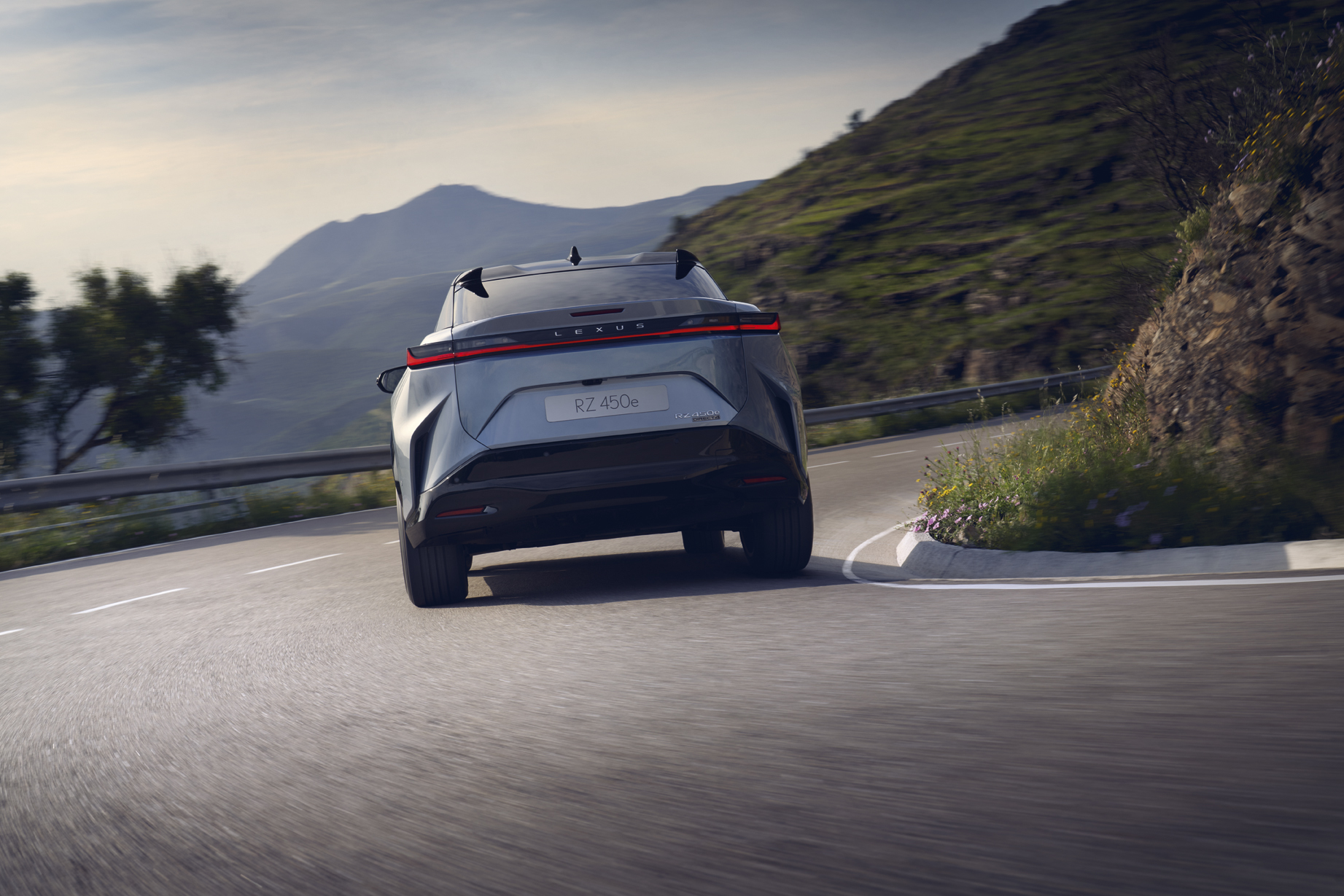 HOW DIRECT4 ENHANCES LEXUS RZ DRIVING ENJOYMENT