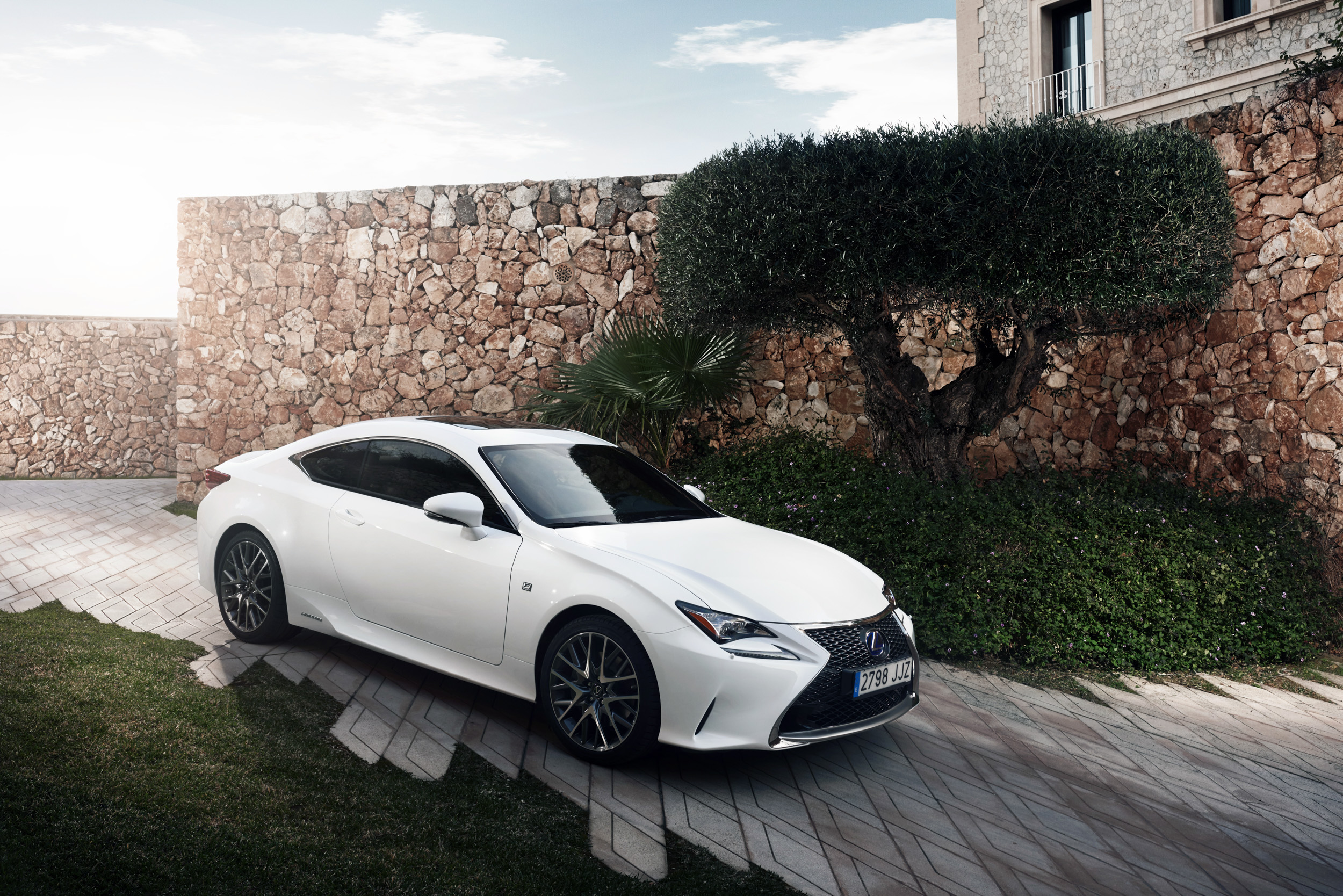 Lexus presenta Nuova RC Hybrid, la prima Coupé 100% Hybrid