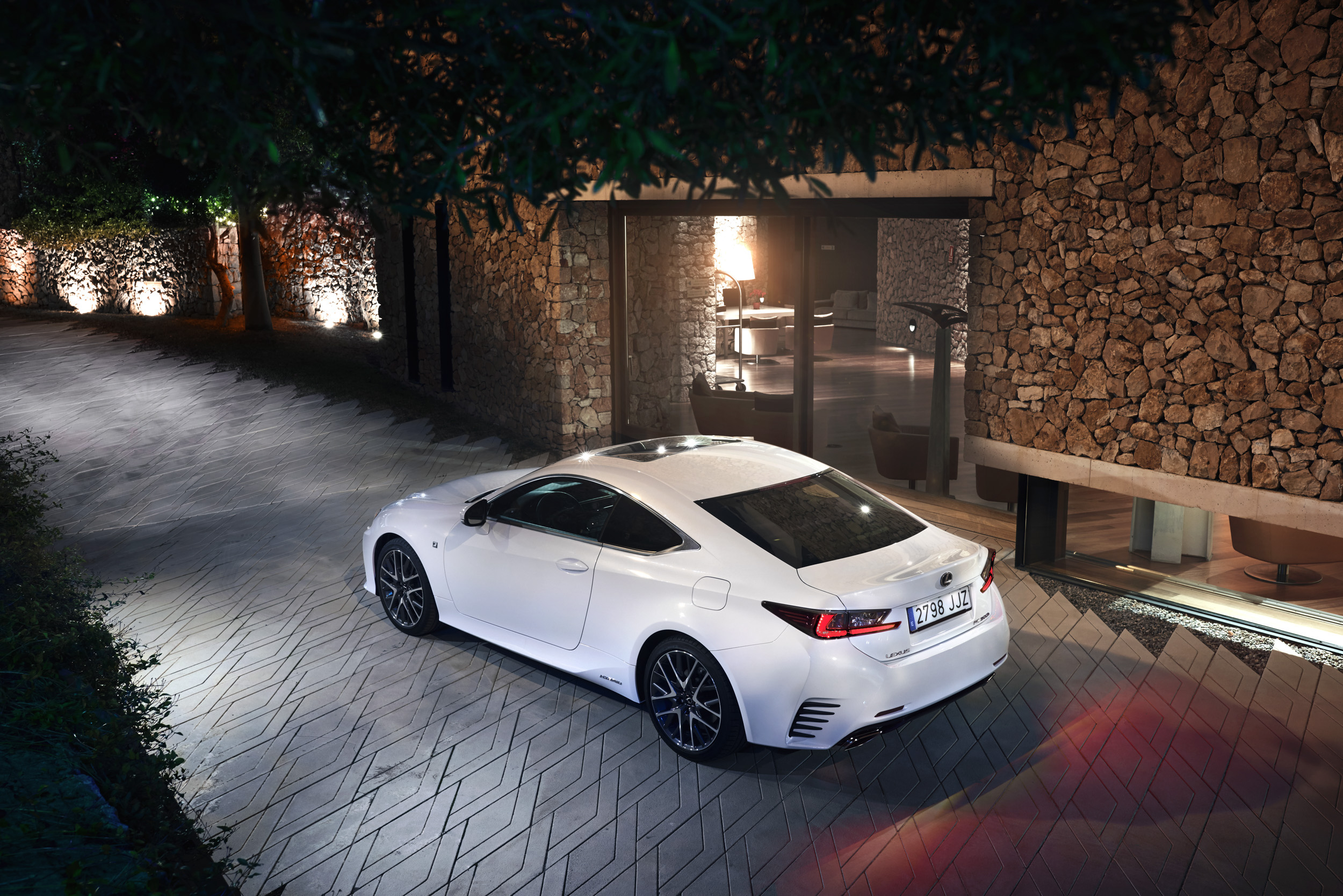 Lexus presenta Nuova RC Hybrid, la prima Coupé 100% Hybrid