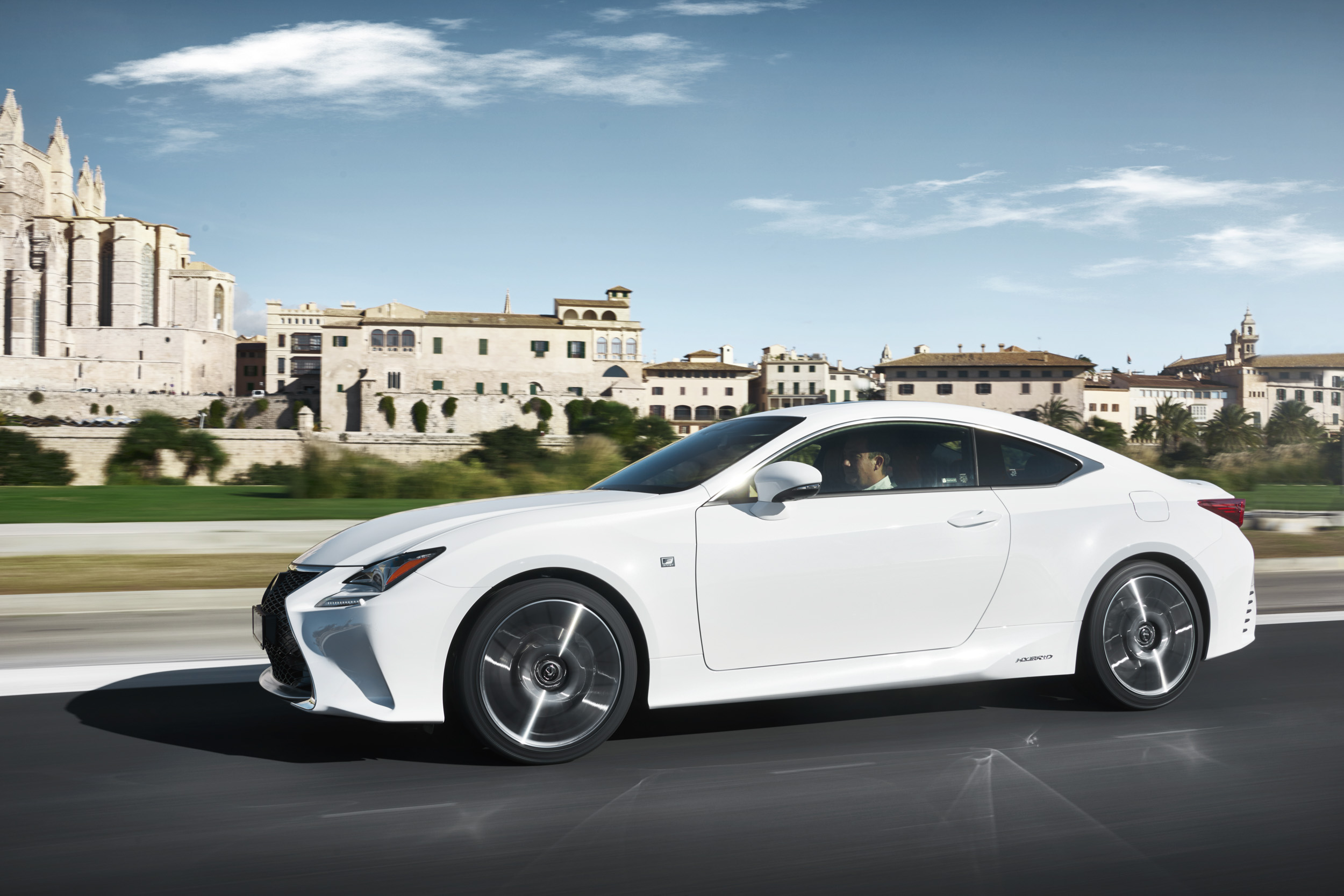 Lexus presenta Nuova RC Hybrid, la prima Coupé 100% Hybrid