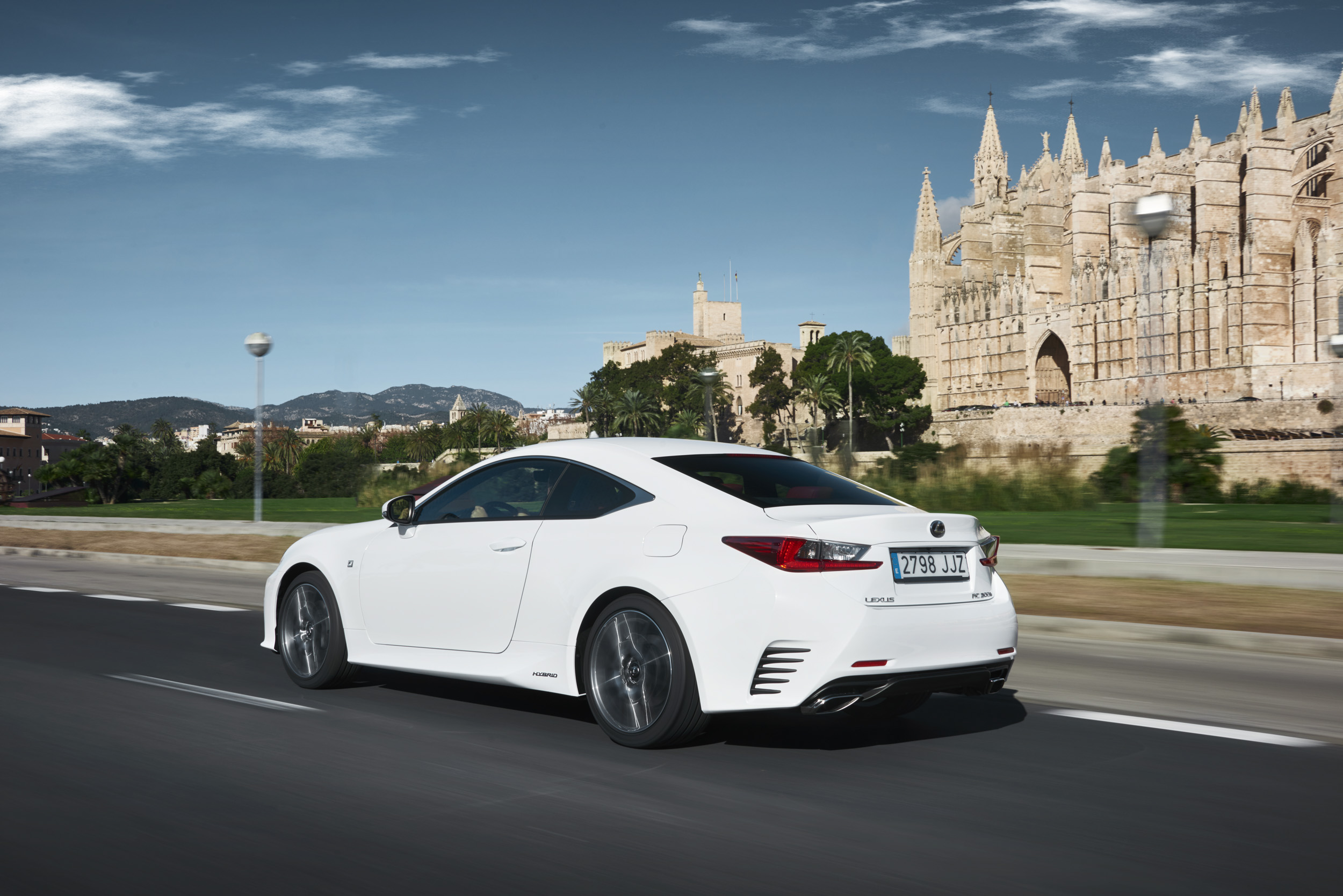Lexus presenta Nuova RC Hybrid, la prima Coupé 100% Hybrid