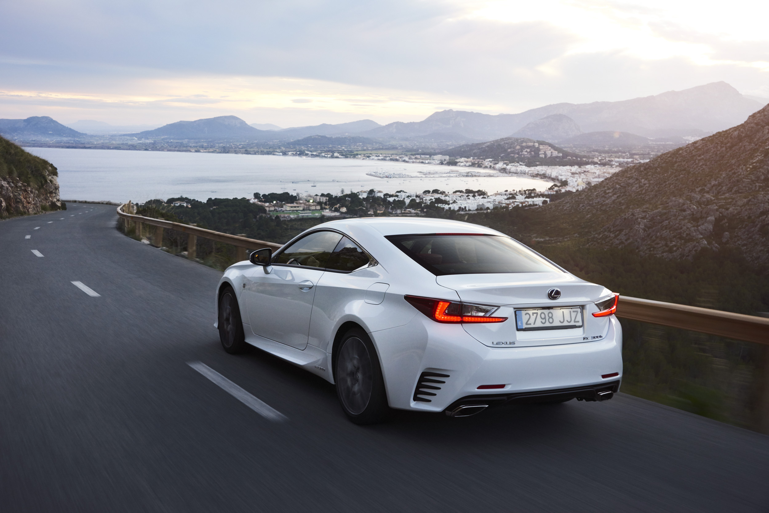 Lexus presenta Nuova RC Hybrid, la prima Coupé 100% Hybrid
