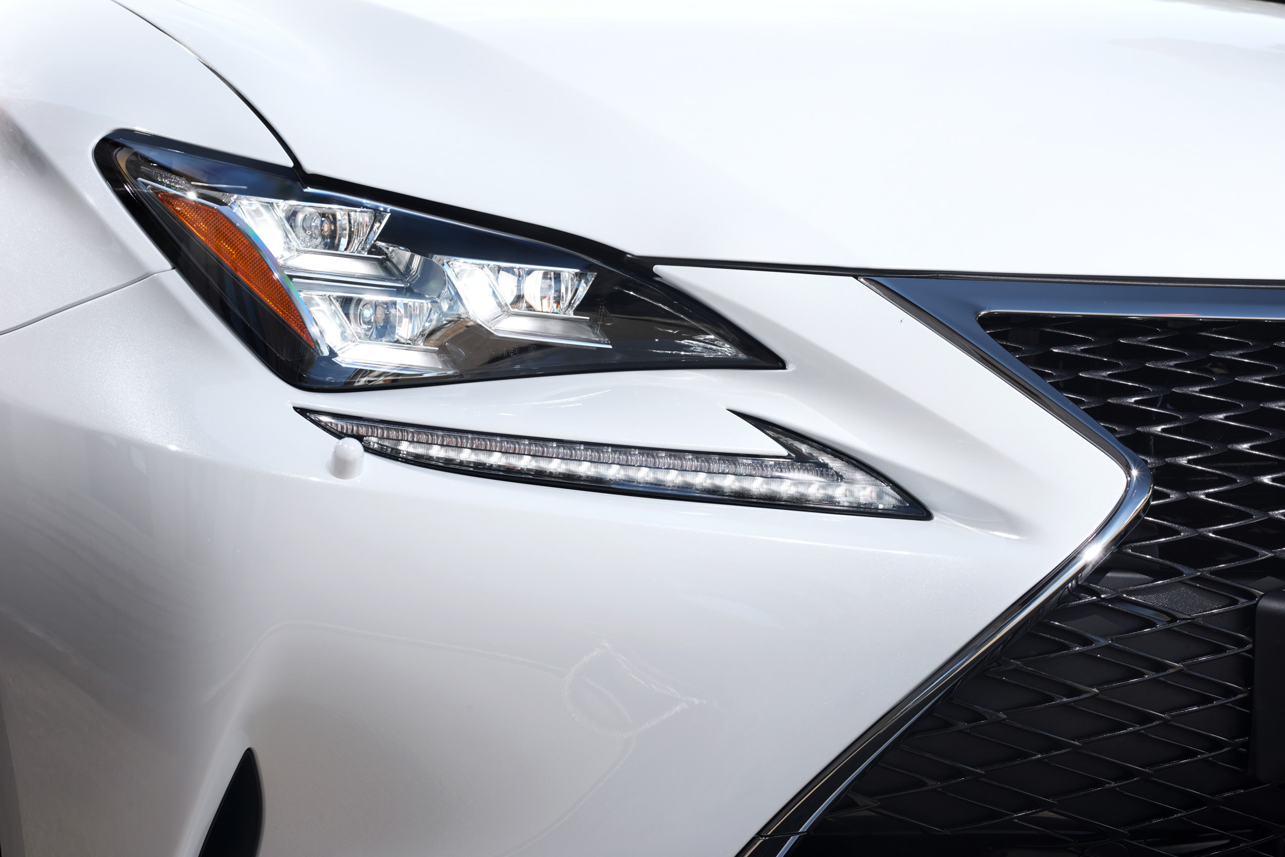 Lexus presenta Nuova RC Hybrid, la prima Coupé 100% Hybrid