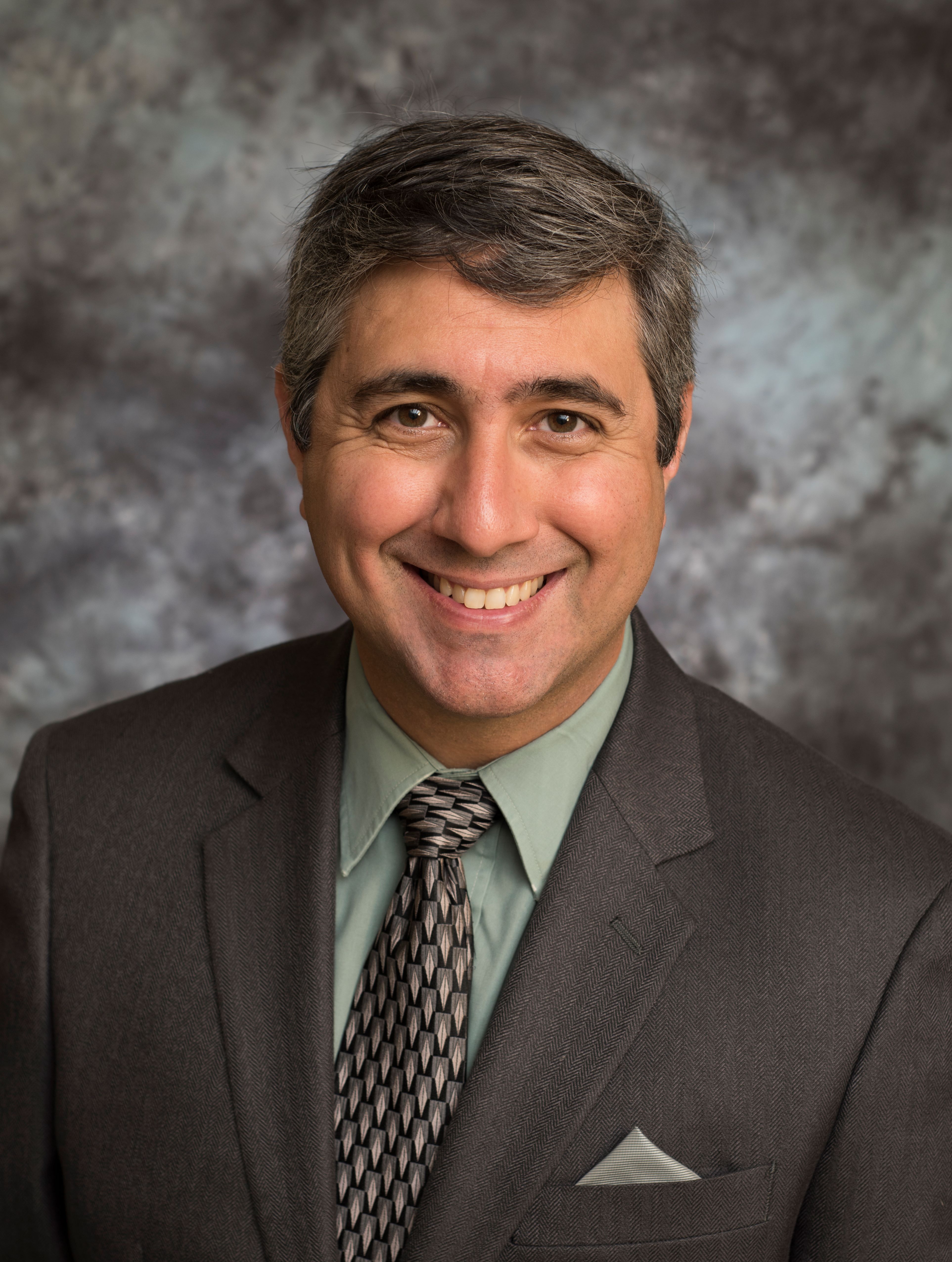 Trabajar para superar los obstáculos que enfrenta la población hispana