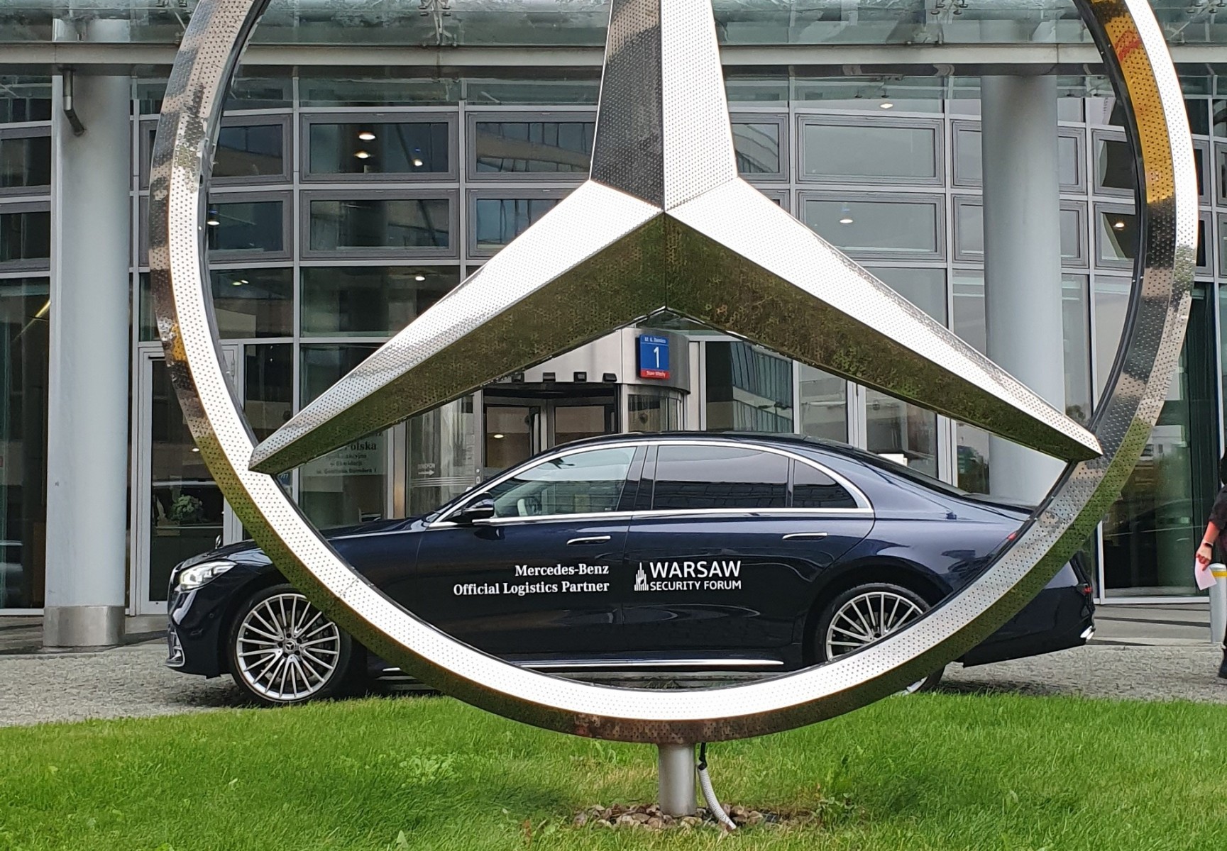 Mercedes-Benz oficjalnym partnerem logistycznym Warsaw Security Forum 2022