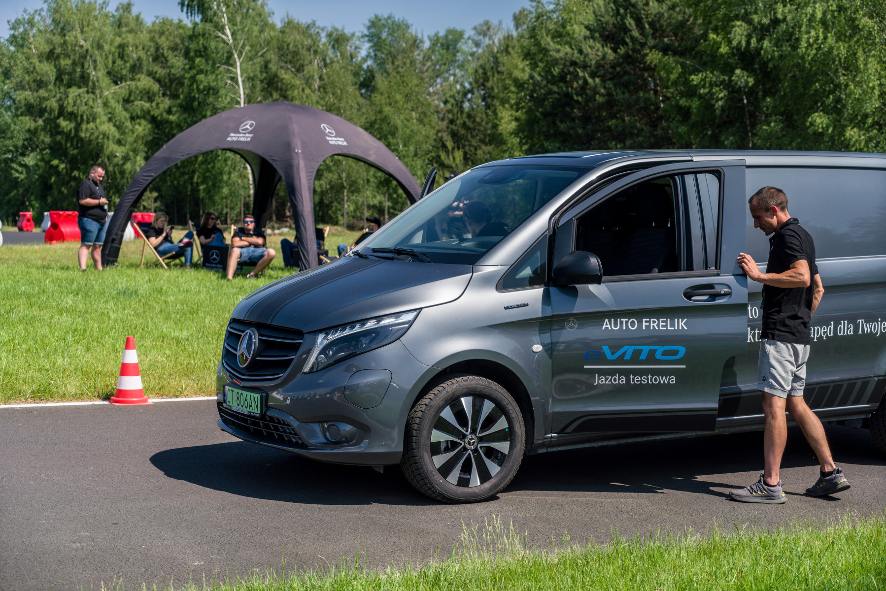 Elektryczna flota i bezpieczeństwo: InPost szkoli kurierów z Mercedes ...