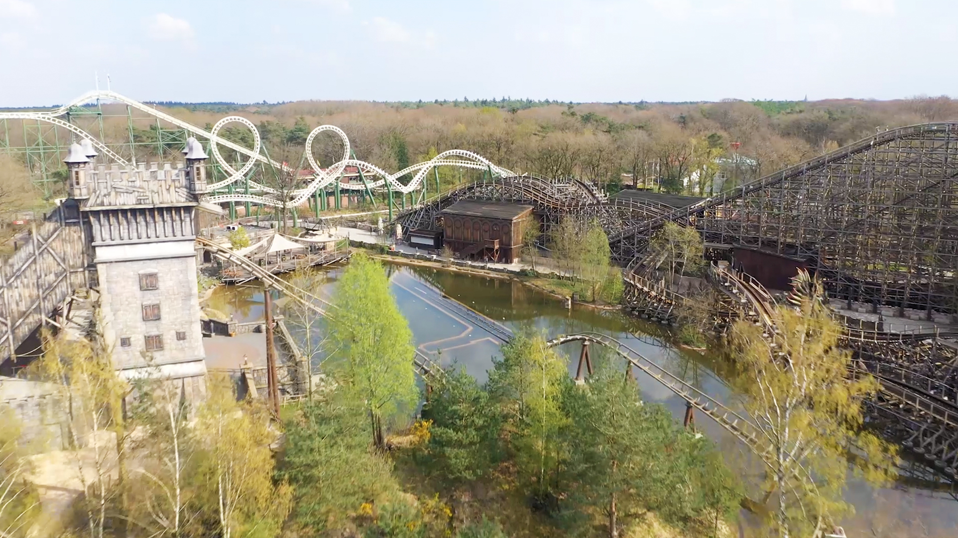 Vol en drone à travers le parc Efteling