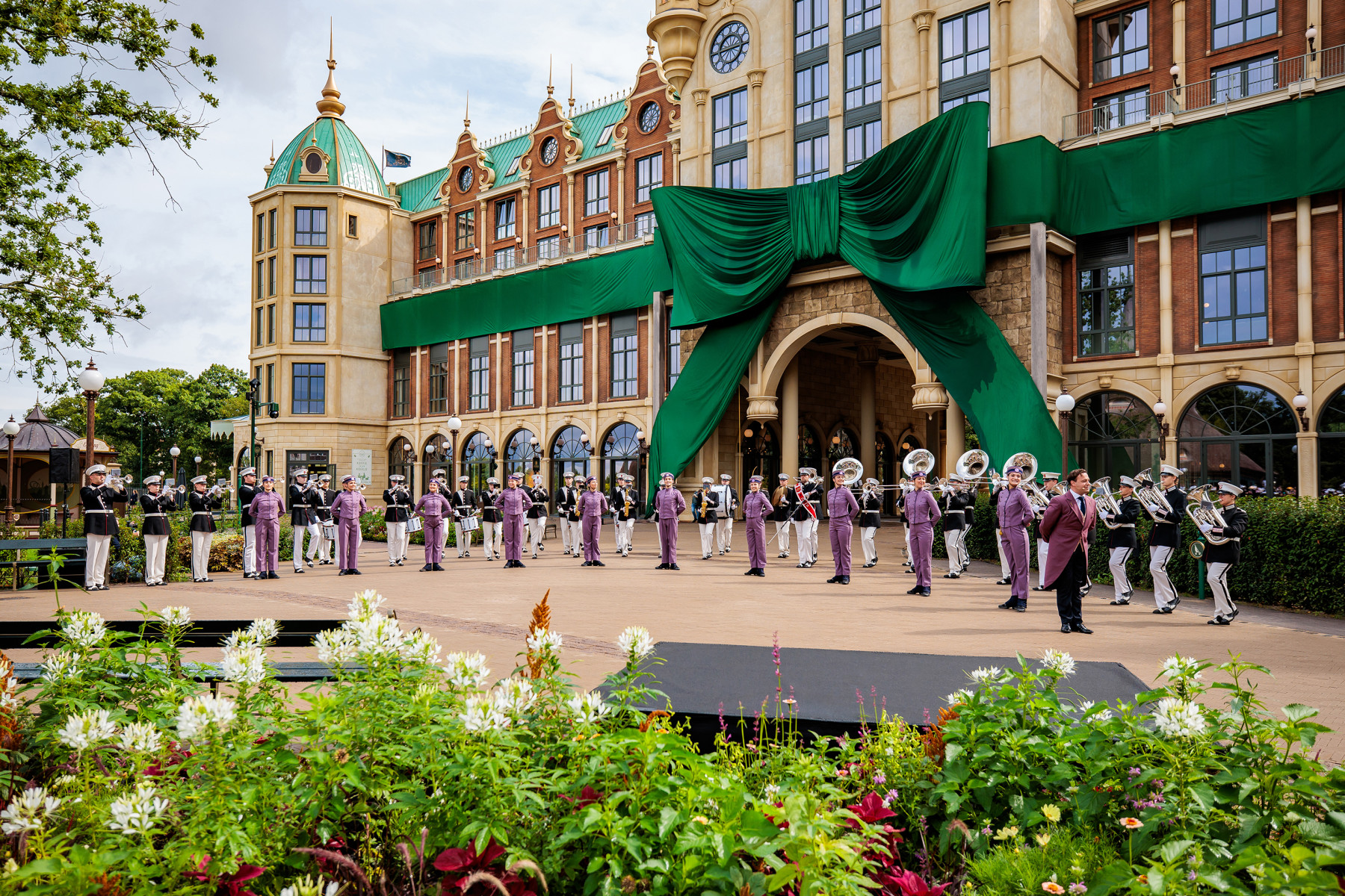 Dutch Theme Park Efteling Breaks World Record to Celebrate New Hotel Opening