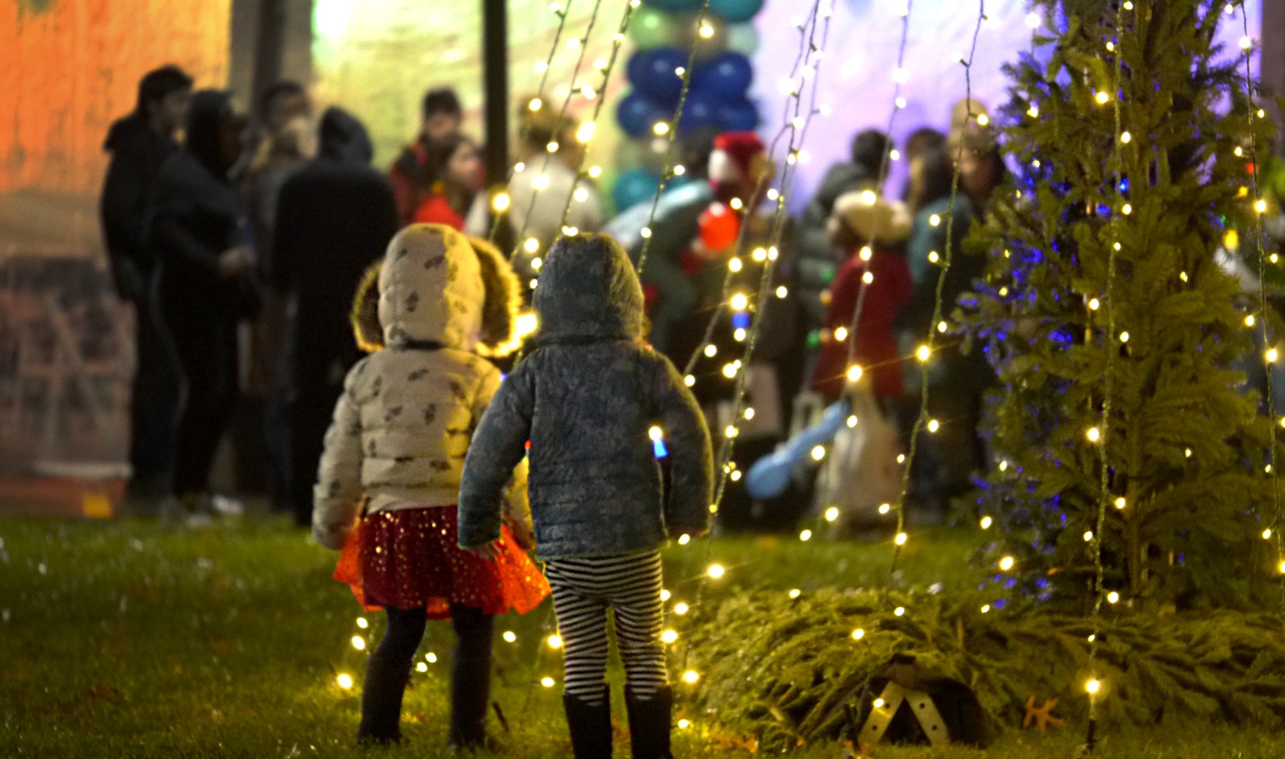 MetroHealth hosts community tree lighting