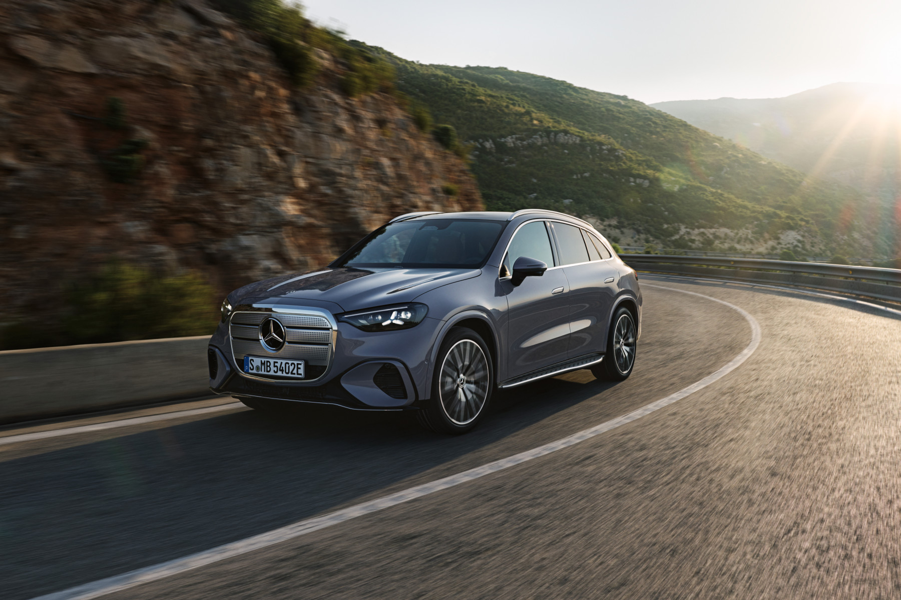 Mercedes-Benz sold 499,700 cars and vans in Q1, with double-digit BEV ...