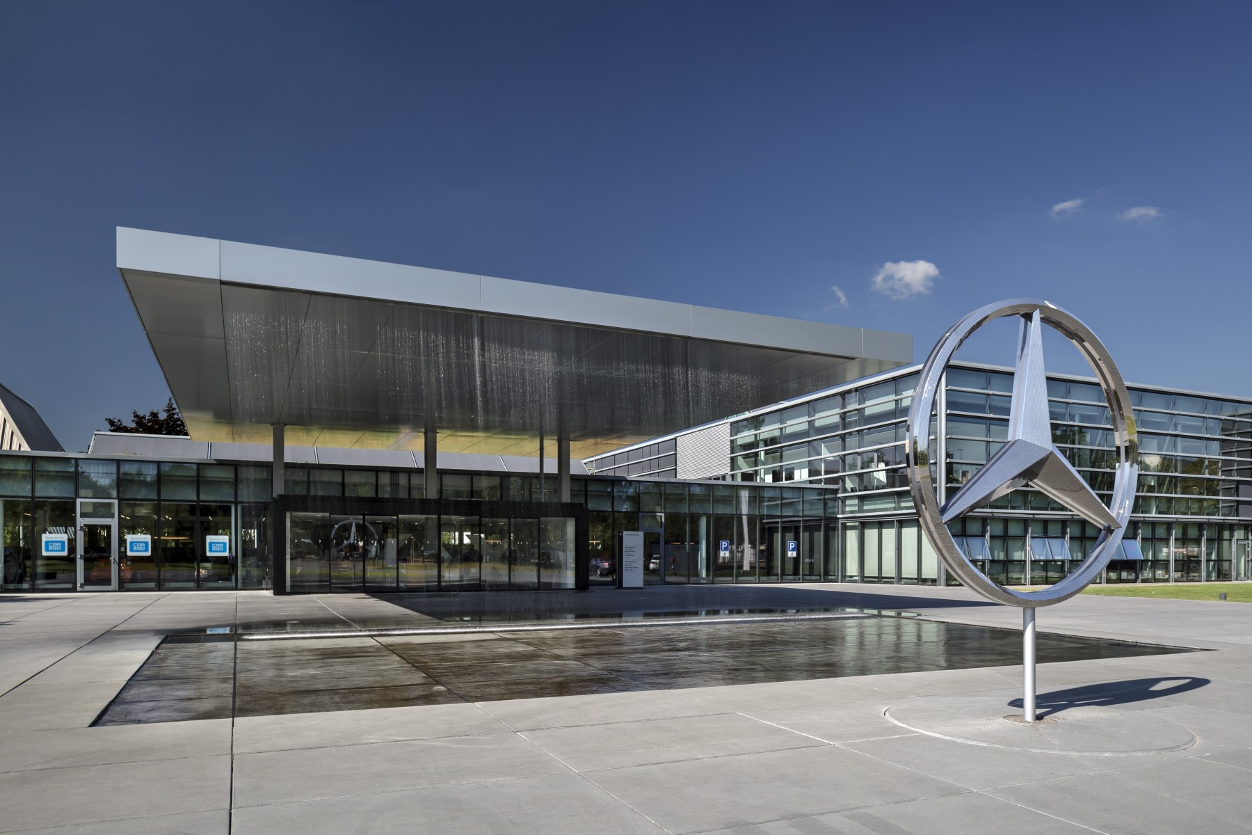 Mercedes-Benz delivers approximately 477,400 cars worldwide in Q1