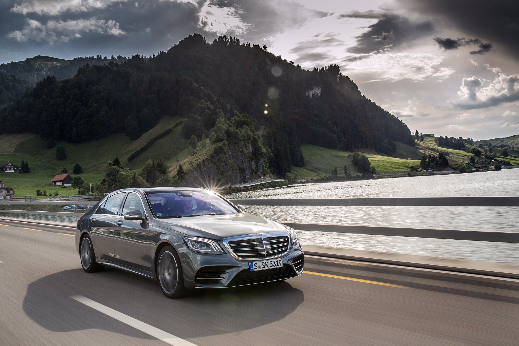 Mercedes-Benz continues its sales success at beginning of third quarter