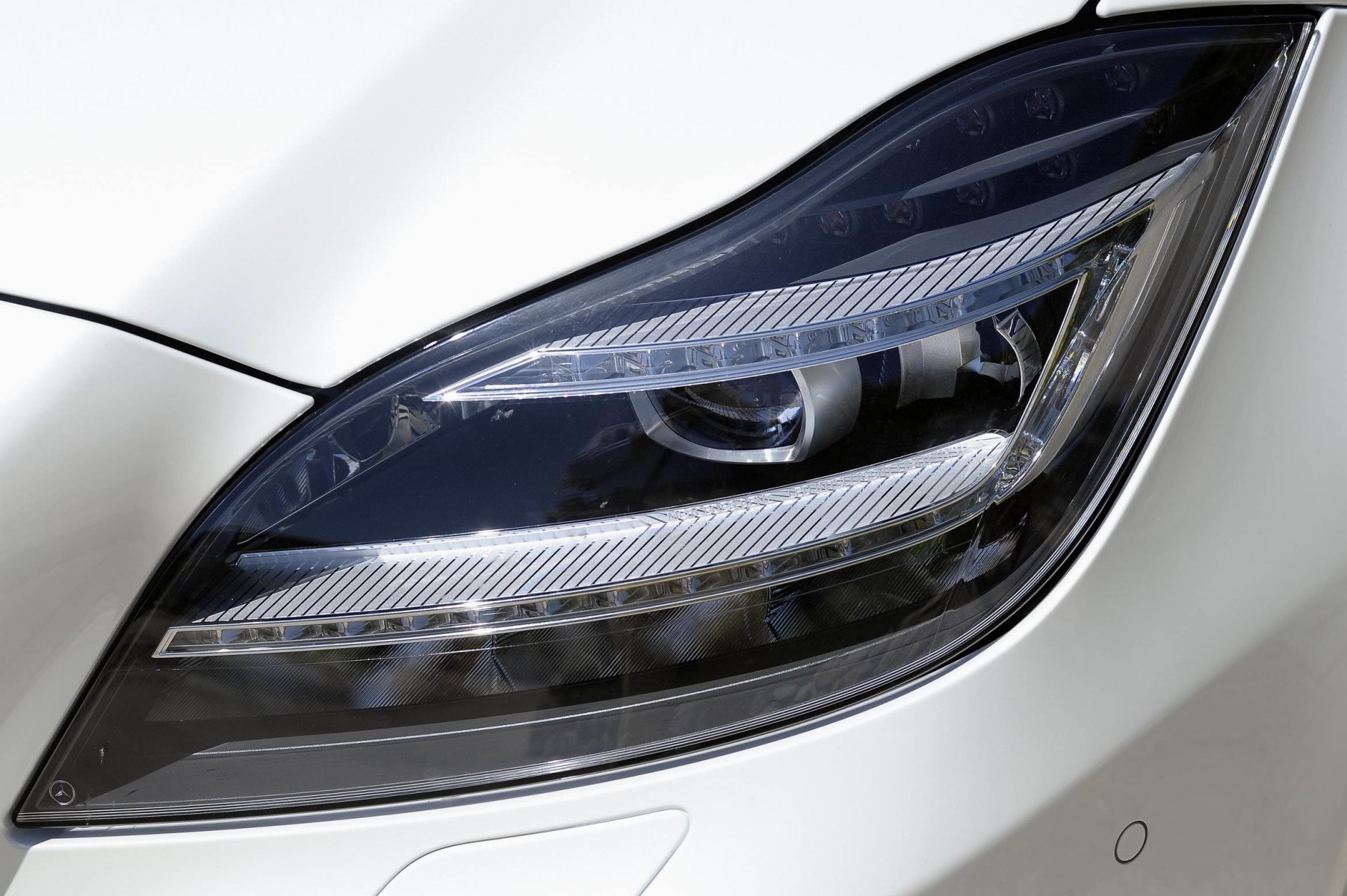 Leadership Mercedes-Benz grazie a nuovi progressi nell'illuminazione a LED