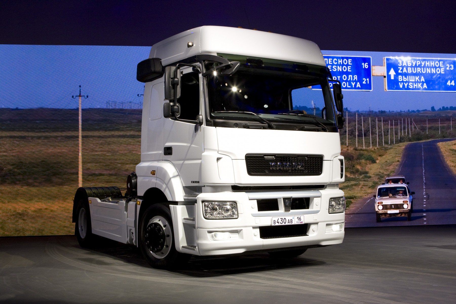 Daimler Trucks and Kamaz Intensify Partnership by Signing Contract ...