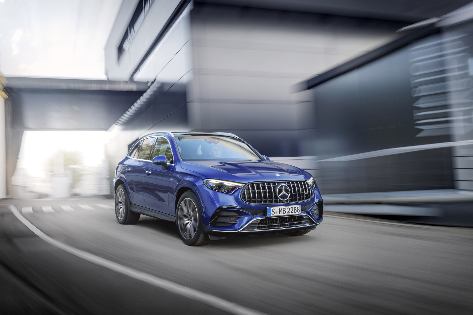 Nuova Mercedes-AMG GLC: performance SUV in due varianti ad alte prestazioni