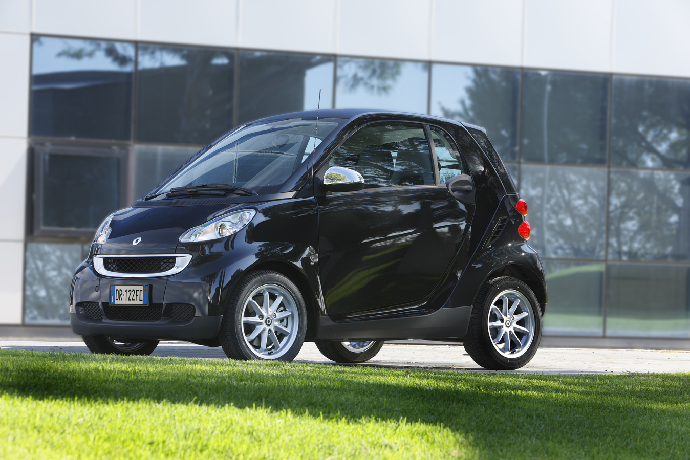 smart fortwo black tie: (wo)men in black