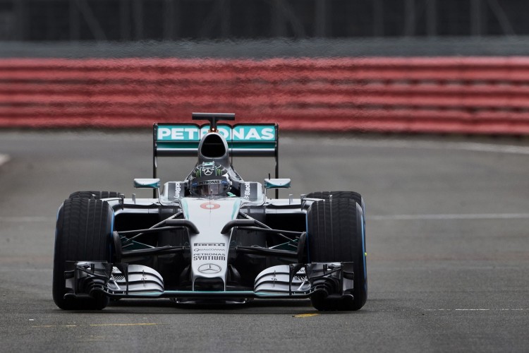 The new F1 W06 Silver Arrow: MERCEDES AMG PETRONAS Gets Back to Work